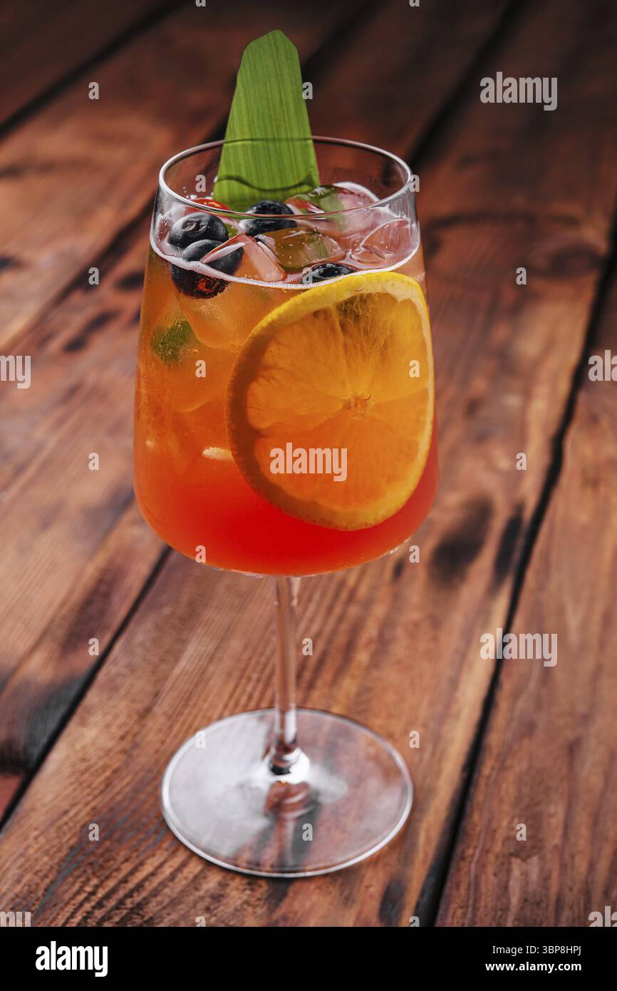 Food, Aperol Spritz mit Eis auf dem Tisch, Nahaufnahme Stock Photo - Alamy