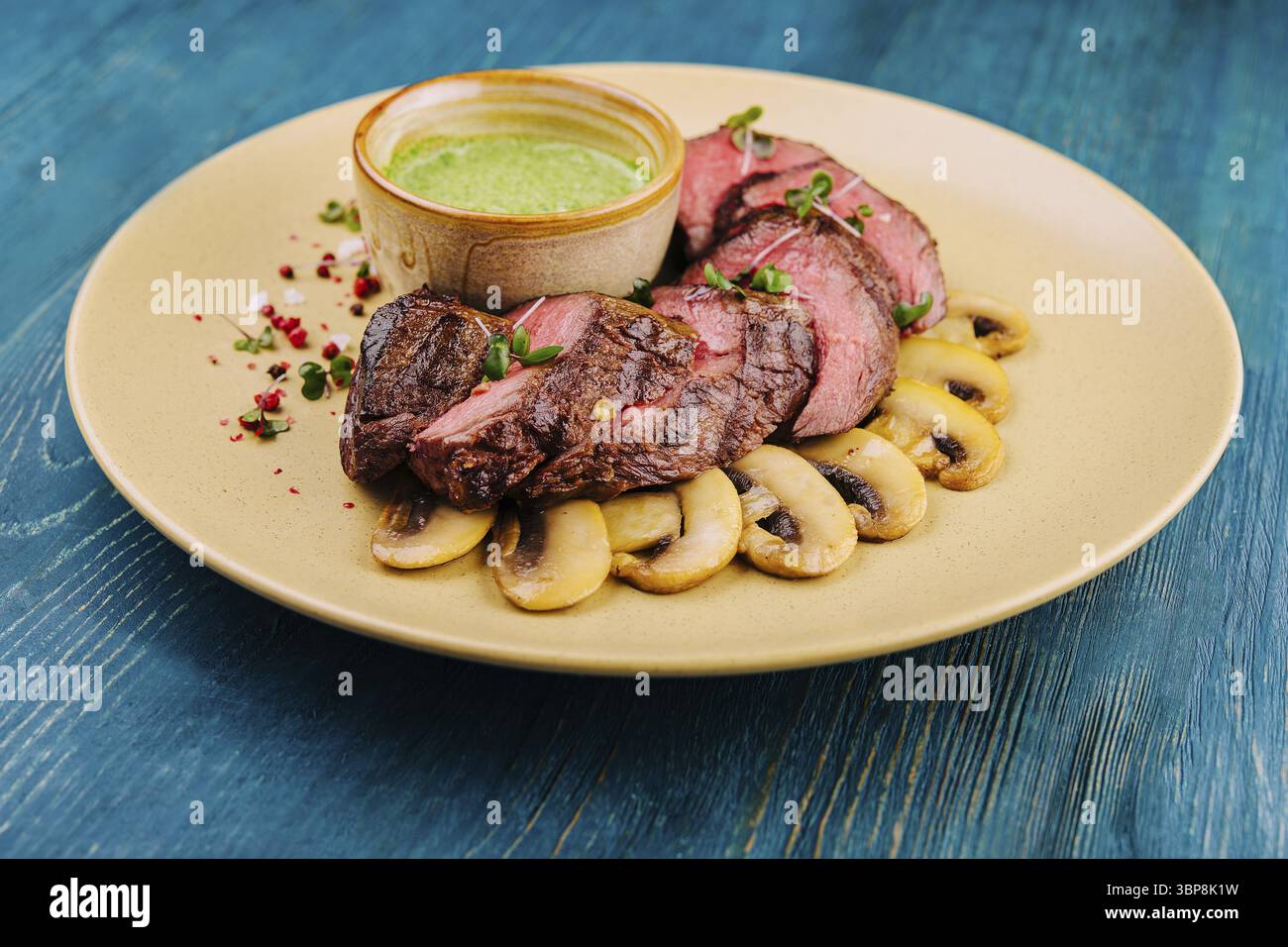 Food, Gebratene Medaillons vom Dry-Aged-Angus-Rindsfilet natur mit ...