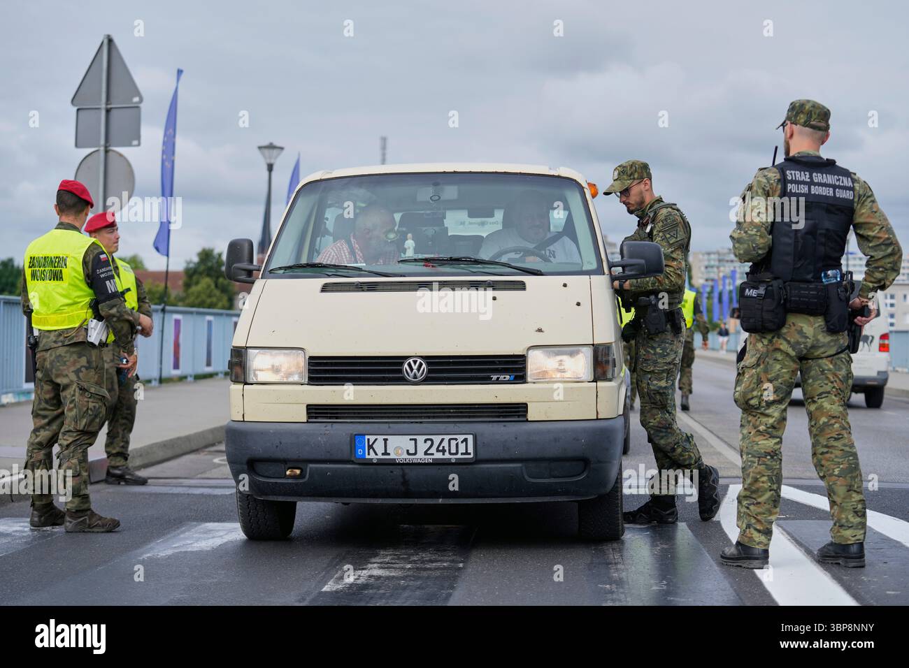 Polish border police check vehicles at a checkpoint bordering Germany ...