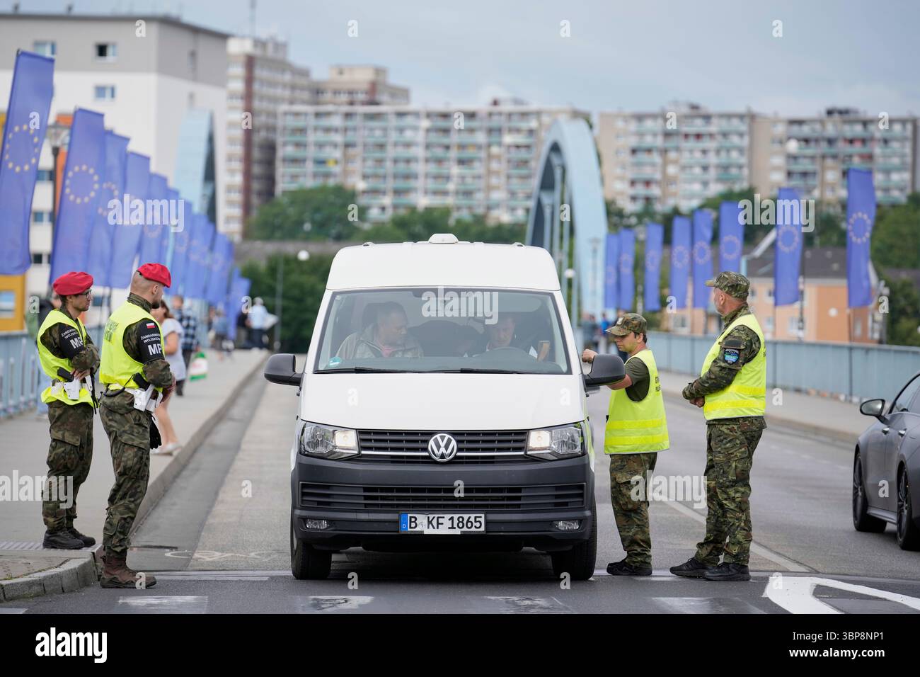 Polish border police check vehicles at a checkpoint bordering Germany ...