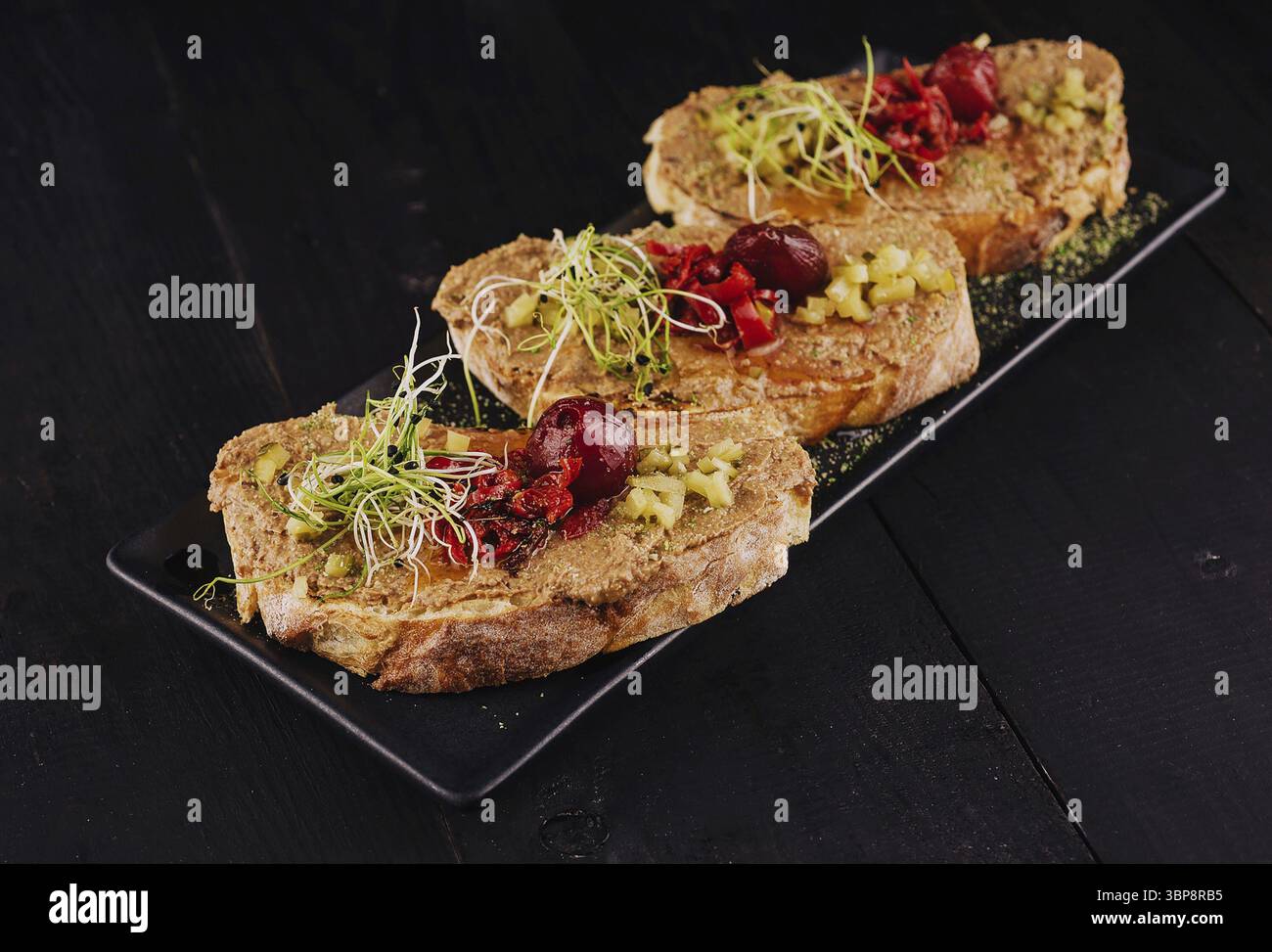 Food, Gesunde Toasts mit Lachspastete und frischen gruenen Sprossen ...