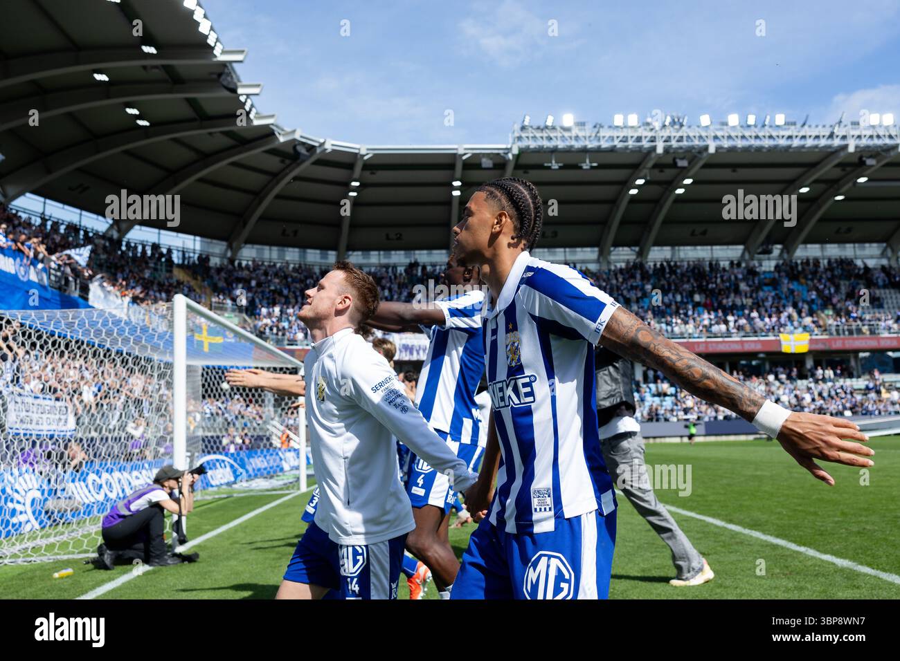 250706 IFK Göteborgs Tobias Heintz och Sebastian Clemmensen tackar ...