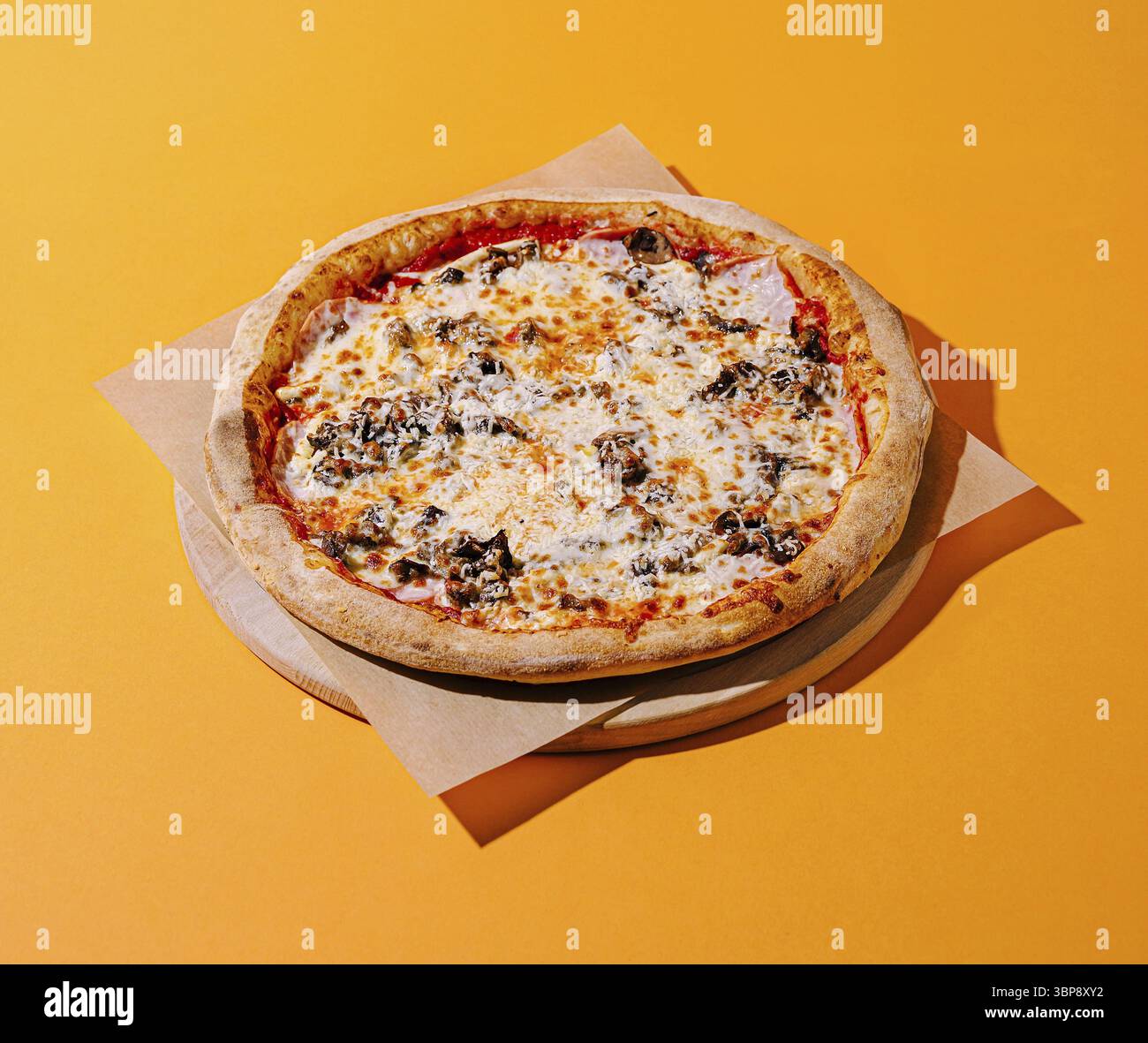 Delicious round pizza topped hi-res stock photography and images - Alamy