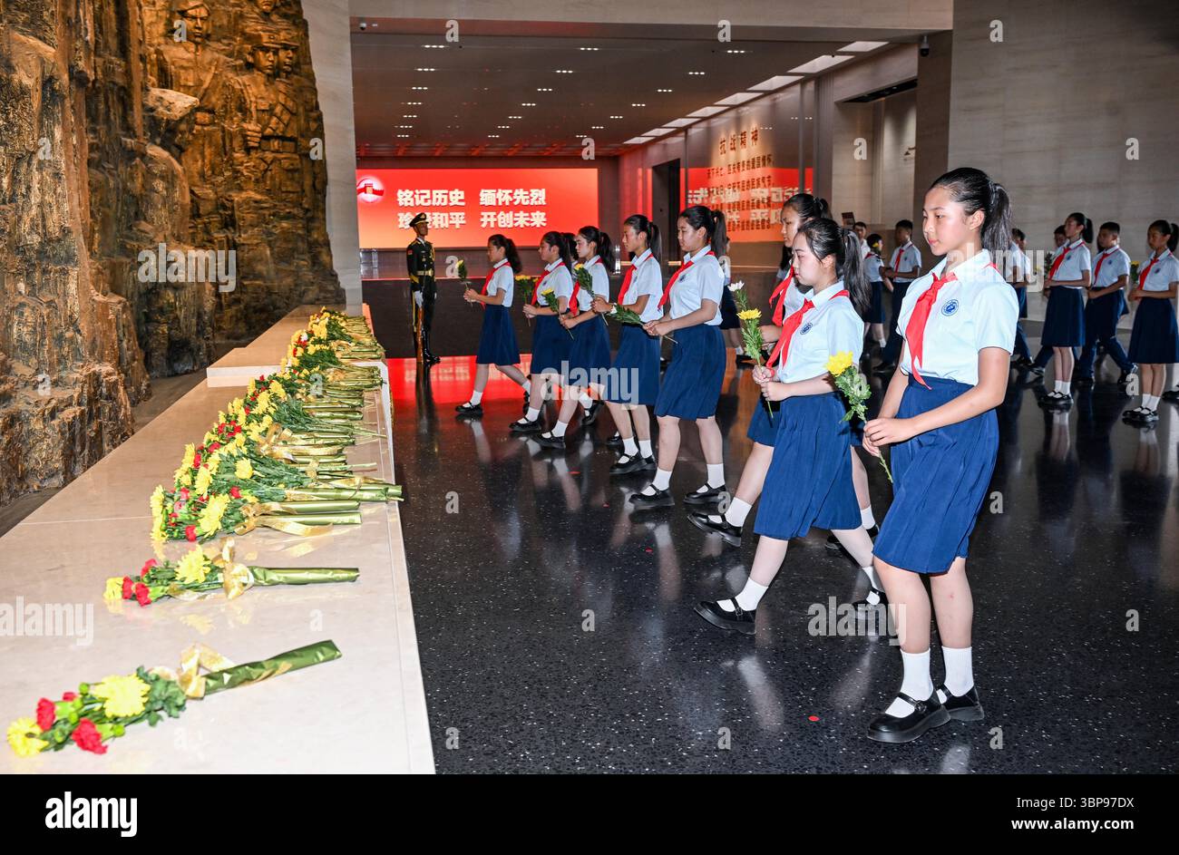 (250707) -- BEIJING, July 7, 2025 (Xinhua) -- Students offer floral ...