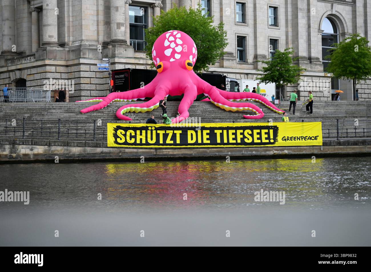 07 July 2025, Berlin: An inflatable pink octopus stands on the steps of ...