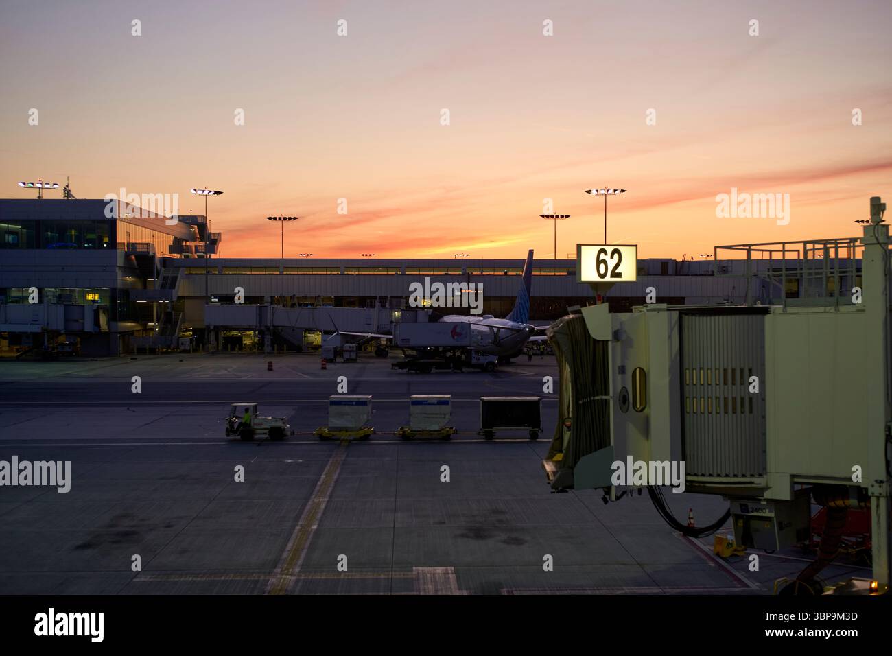 Landing los angeles airport hi-res stock photography and images - Alamy