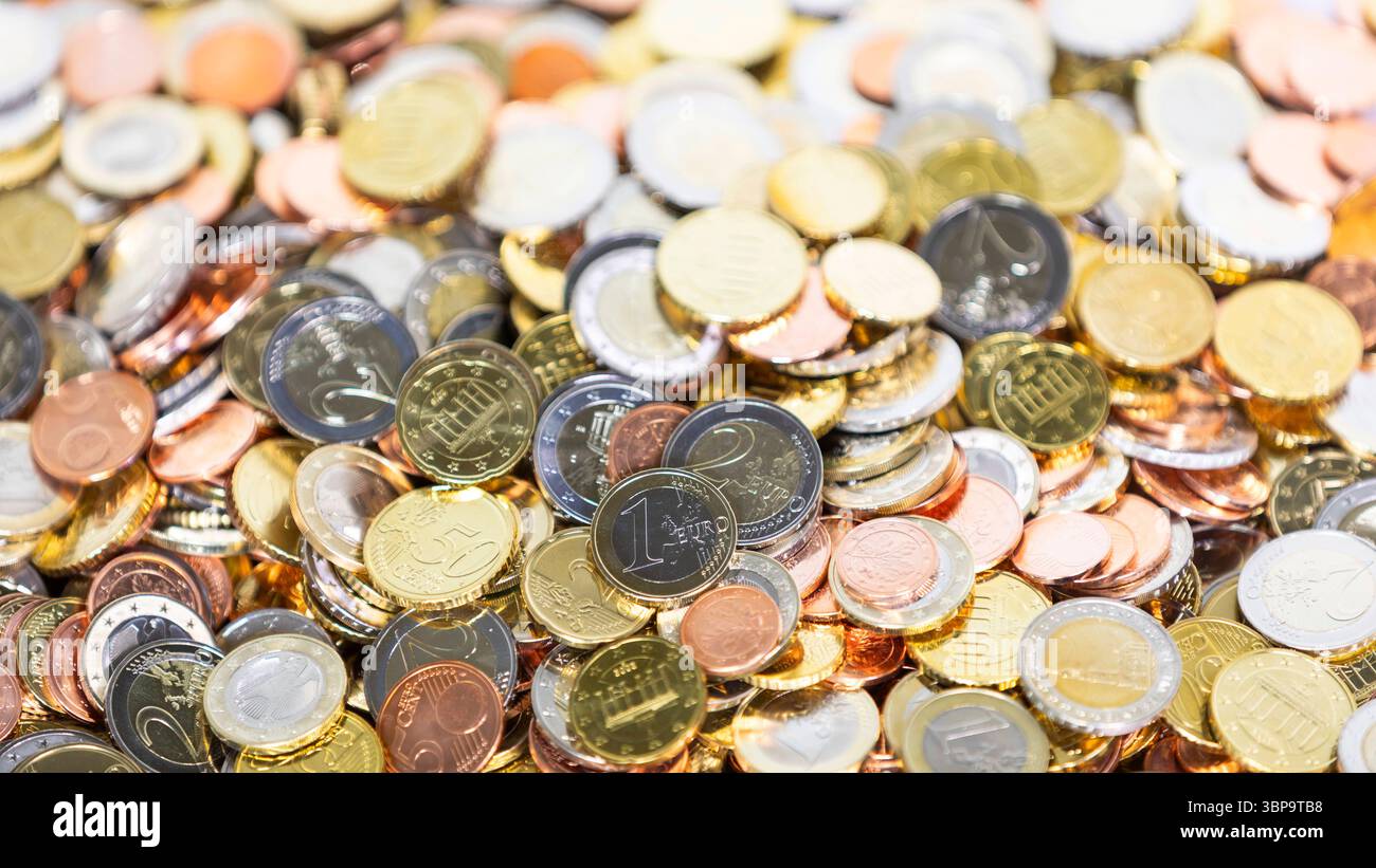 Bilderserie Juni 2025 Eine große Menge an Euro Münzen und Euro Cent ...