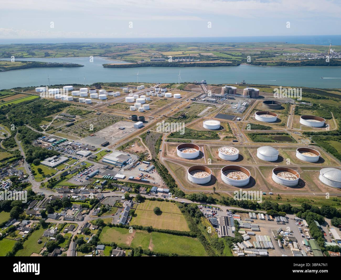 Oil refinery, Gulf, Dragon LNG Waterston,Pembrokeshire, Wales,UK Stock ...