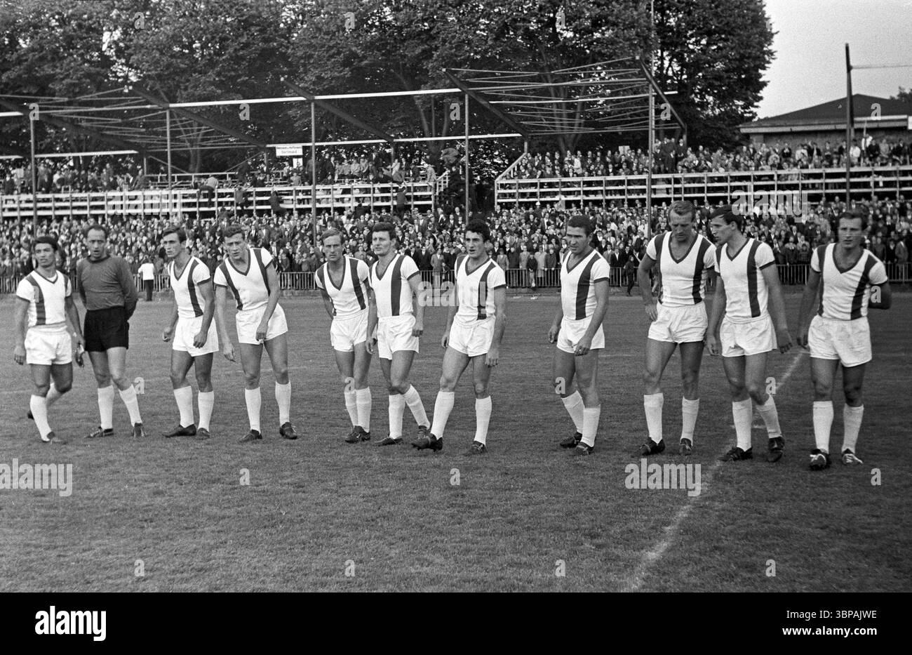 Beholder shot Black and White Stock Photos & Images - Alamy