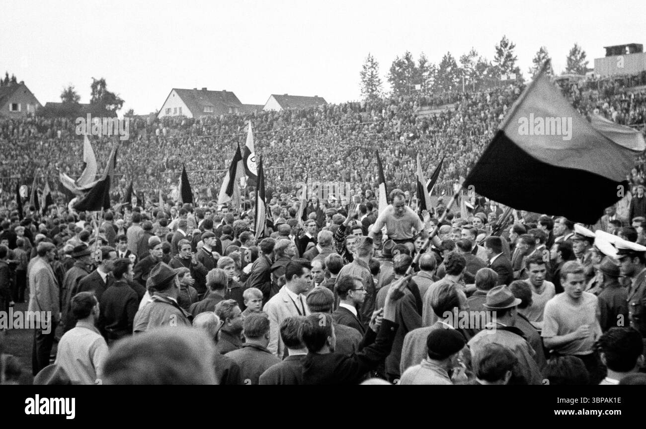 Visitors bundesliga player Black and White Stock Photos & Images - Alamy