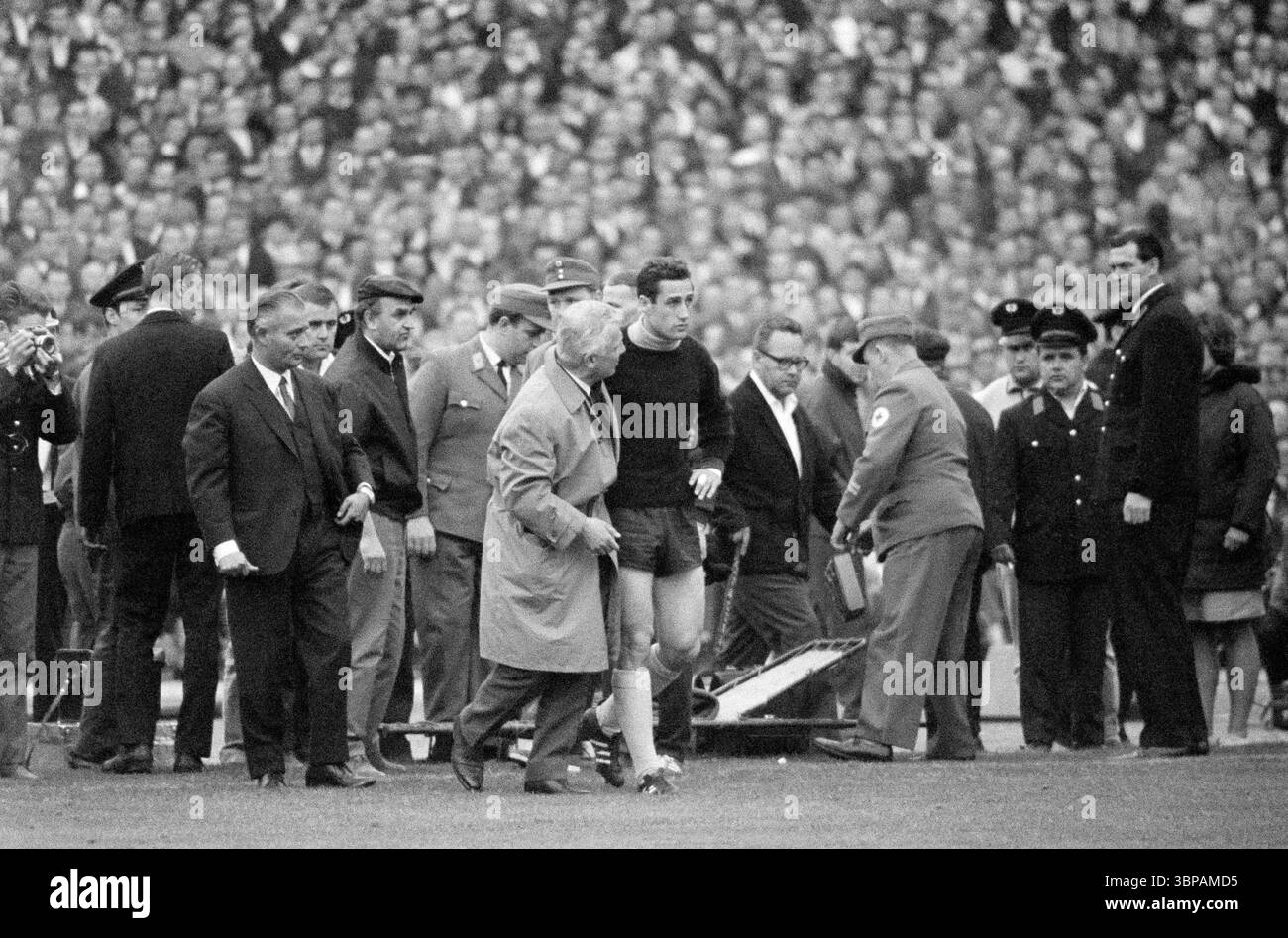 Coach willi multhaup hi-res stock photography and images - Alamy