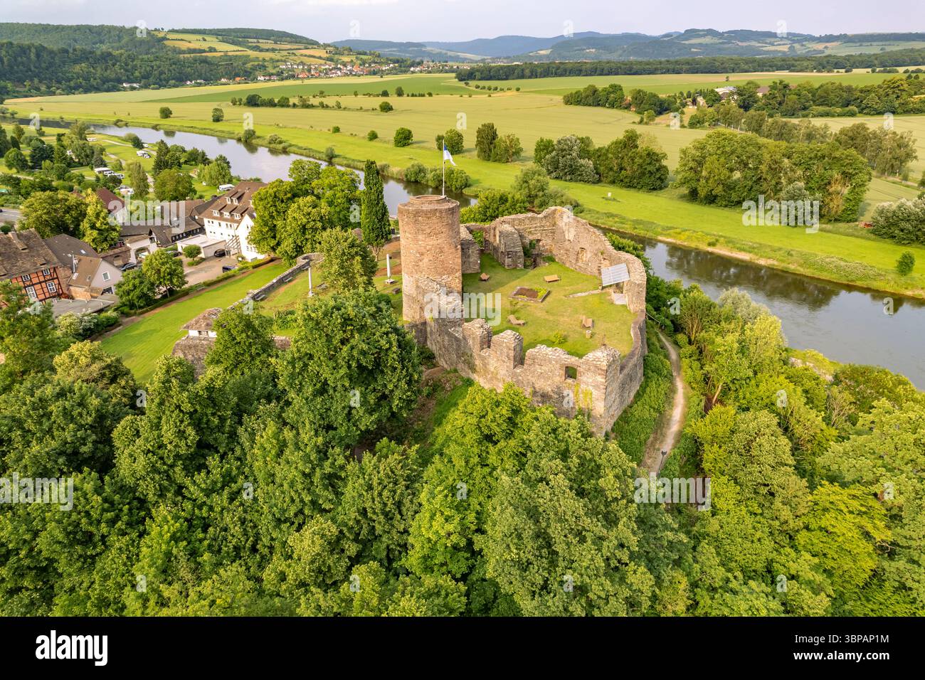 Ruine der Burg Polle an der Weser von oben gesehen, Samtgemeinde ...