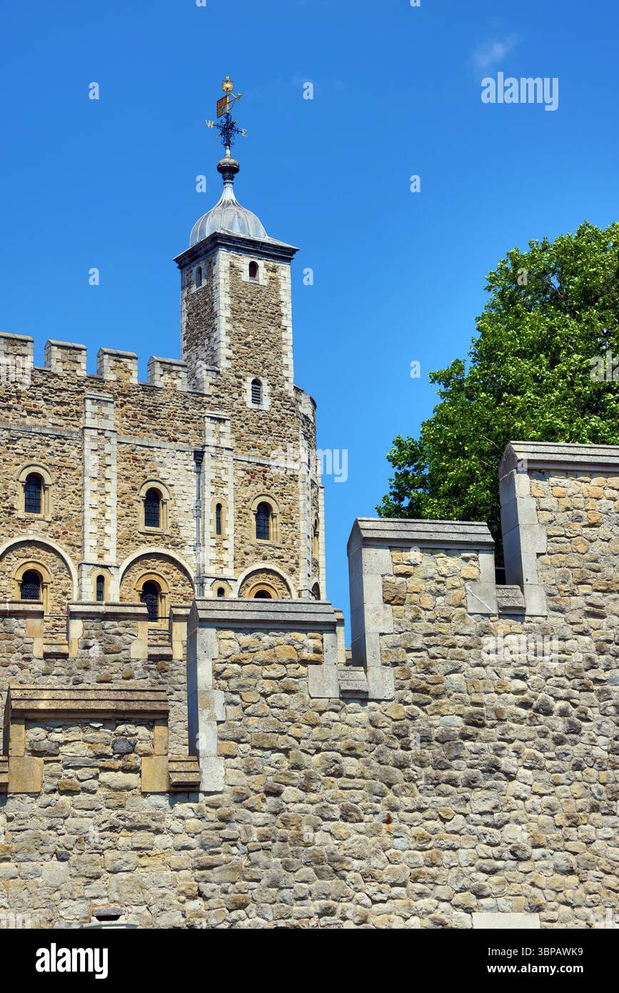The White Tower and wall of the Tower of London, London, England Stock ...