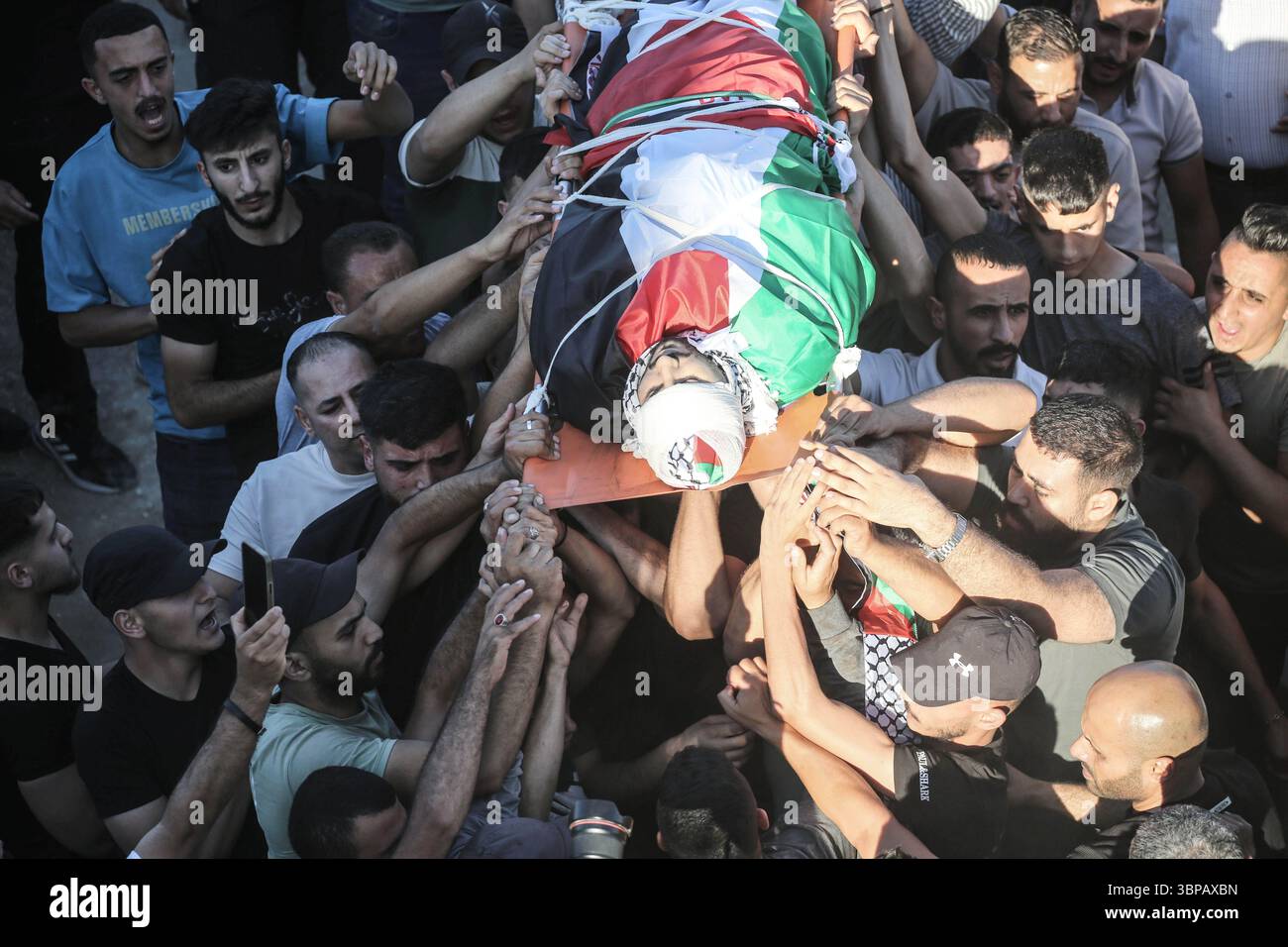(EDITORS NOTE: Image depicts death)Palestinians hold a funeral ...