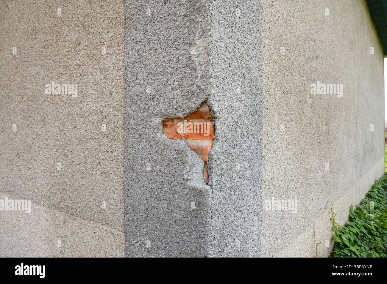 Stucco damage hi-res stock photography and images - Alamy