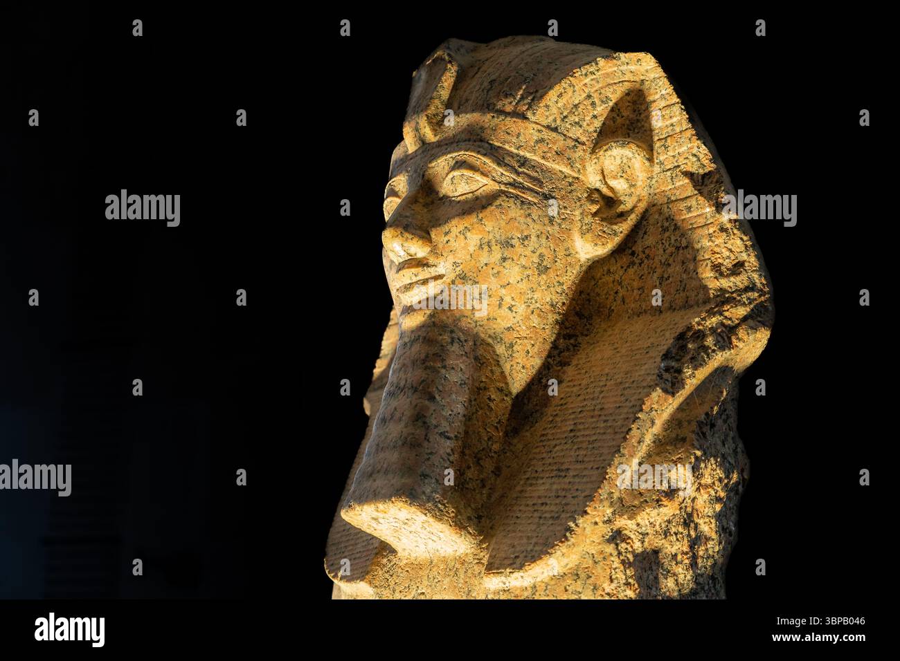 Statue of Thutmose III at GEM Stock Photo - Alamy