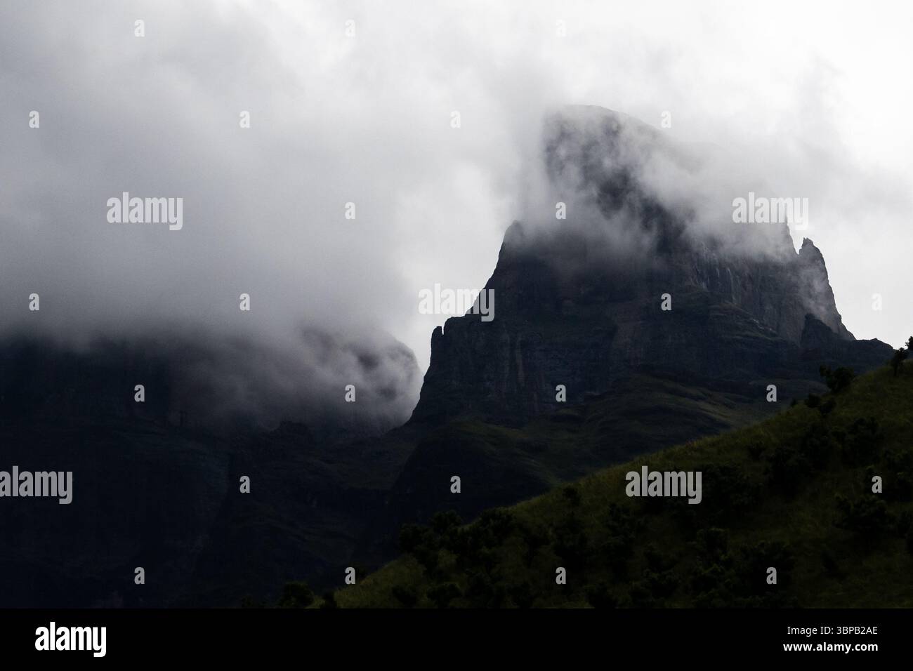 Dark cliffs shrouded in fog hi-res stock photography and images - Alamy