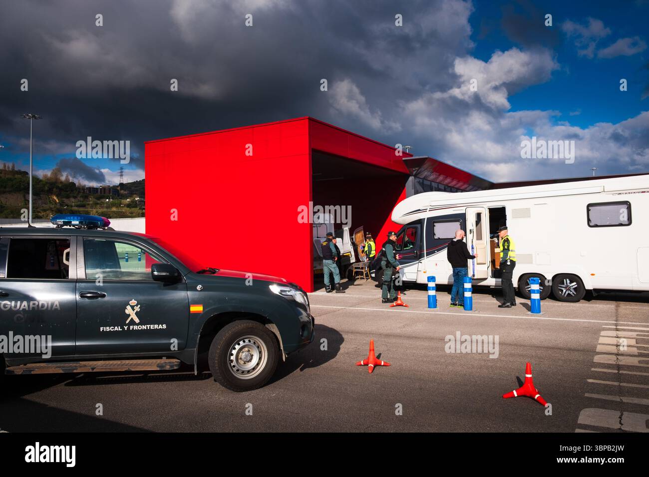 Police officers in ferry hi-res stock photography and images - Alamy