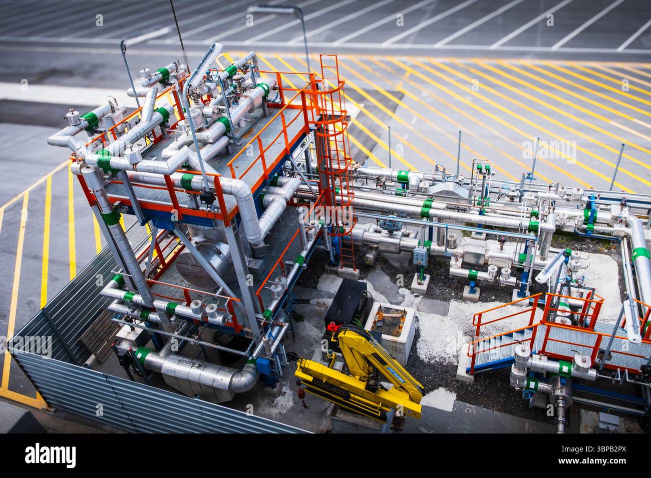 Dockside refueling rig hi-res stock photography and images - Alamy