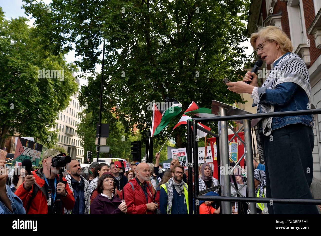 Palestine solidarity campaign director hi-res stock photography and ...