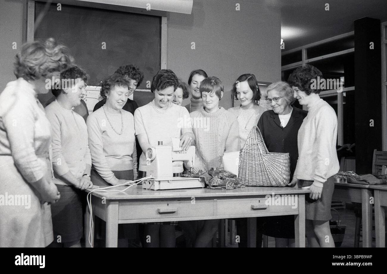 1960s classroom photo hi-res stock photography and images - Alamy