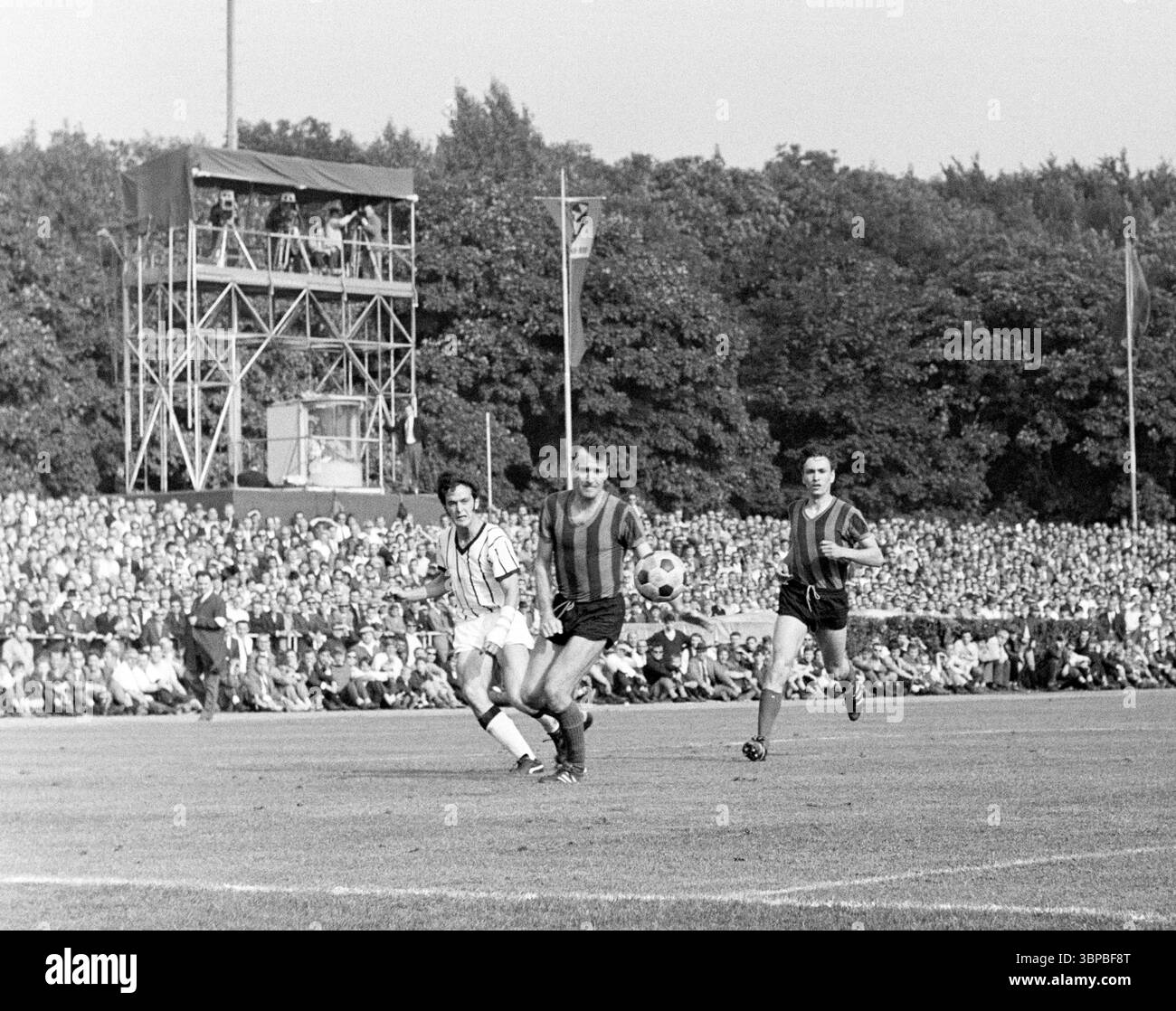 Media tv cameras football Black and White Stock Photos & Images - Alamy