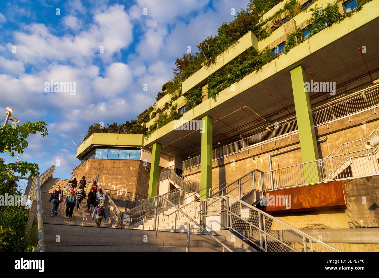 Hamburg: Flak tower Flakturm IV is today’s “Green Bunker” in Mitte ...