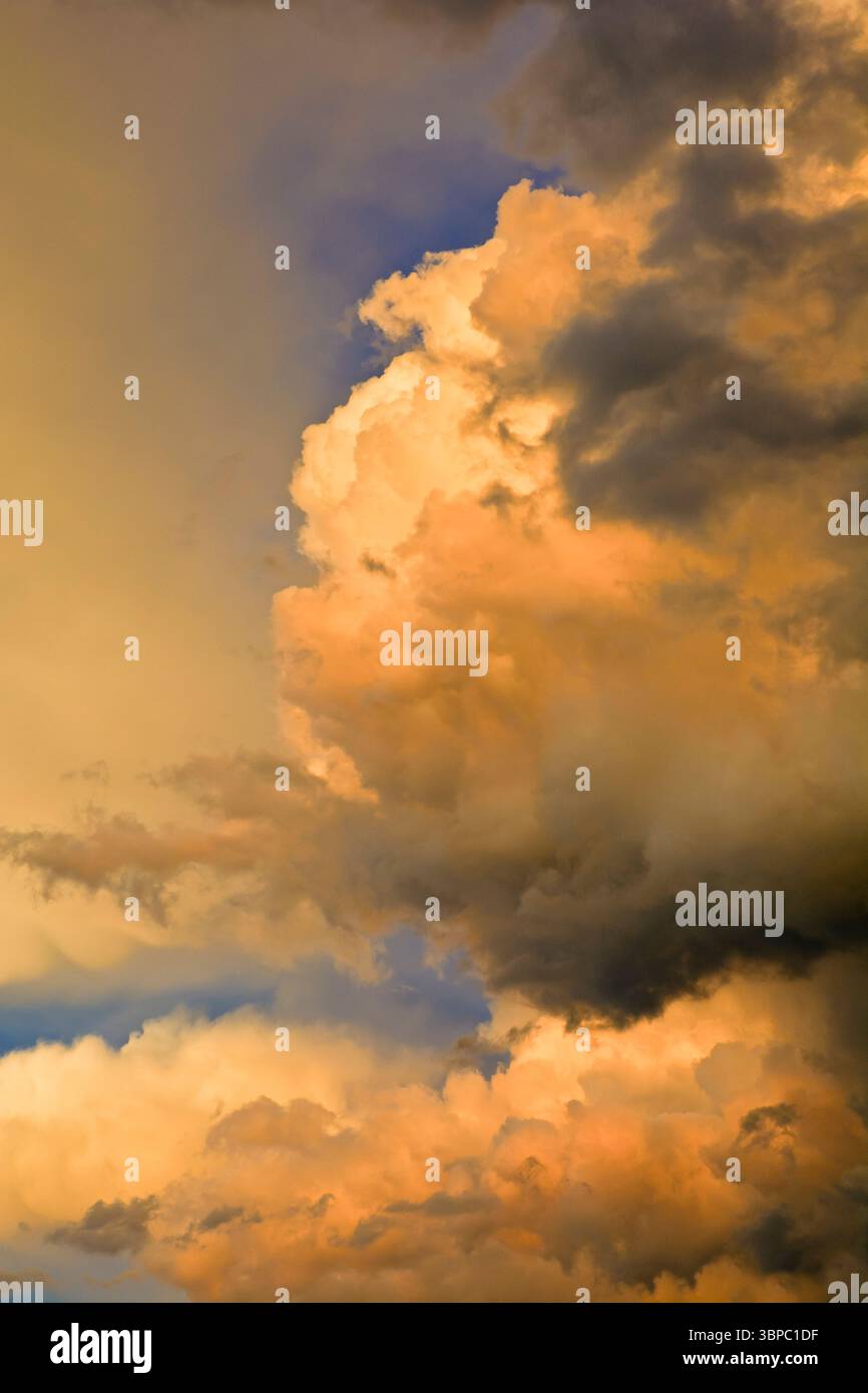 Blue sky white clouds timelapse hi-res stock photography and images - Alamy