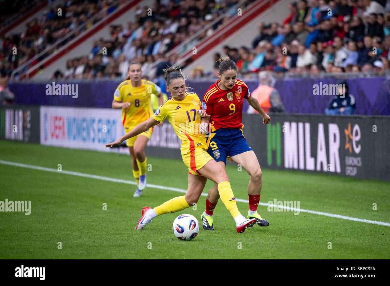 Jill Janssens (Belgien, #17) im Zweikampf mit Esther Gonzalez (Spanien ...