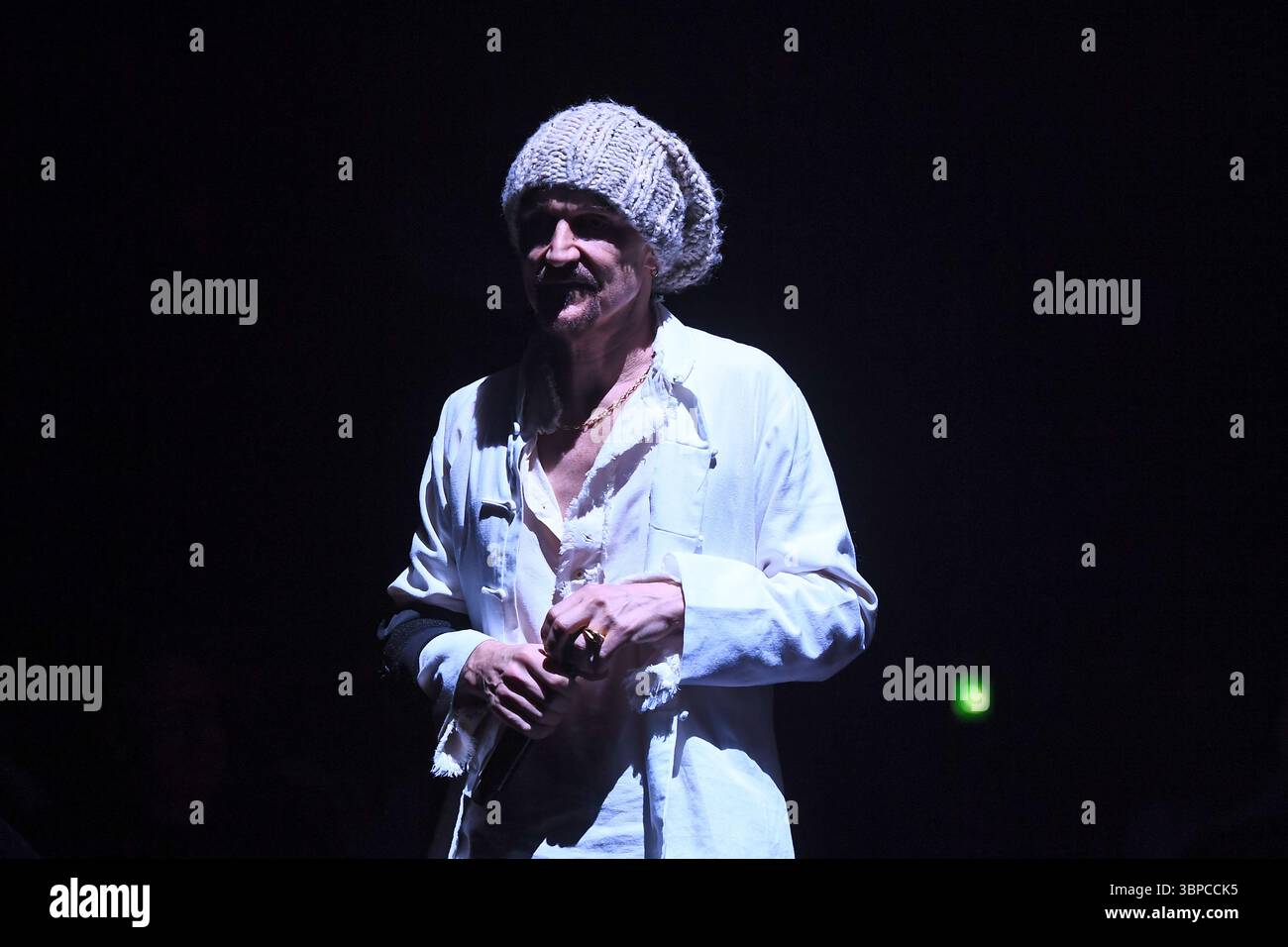 LONDON, ENGLAND - MAY 17: Tim Booth of ‘James’ performing at Royal ...