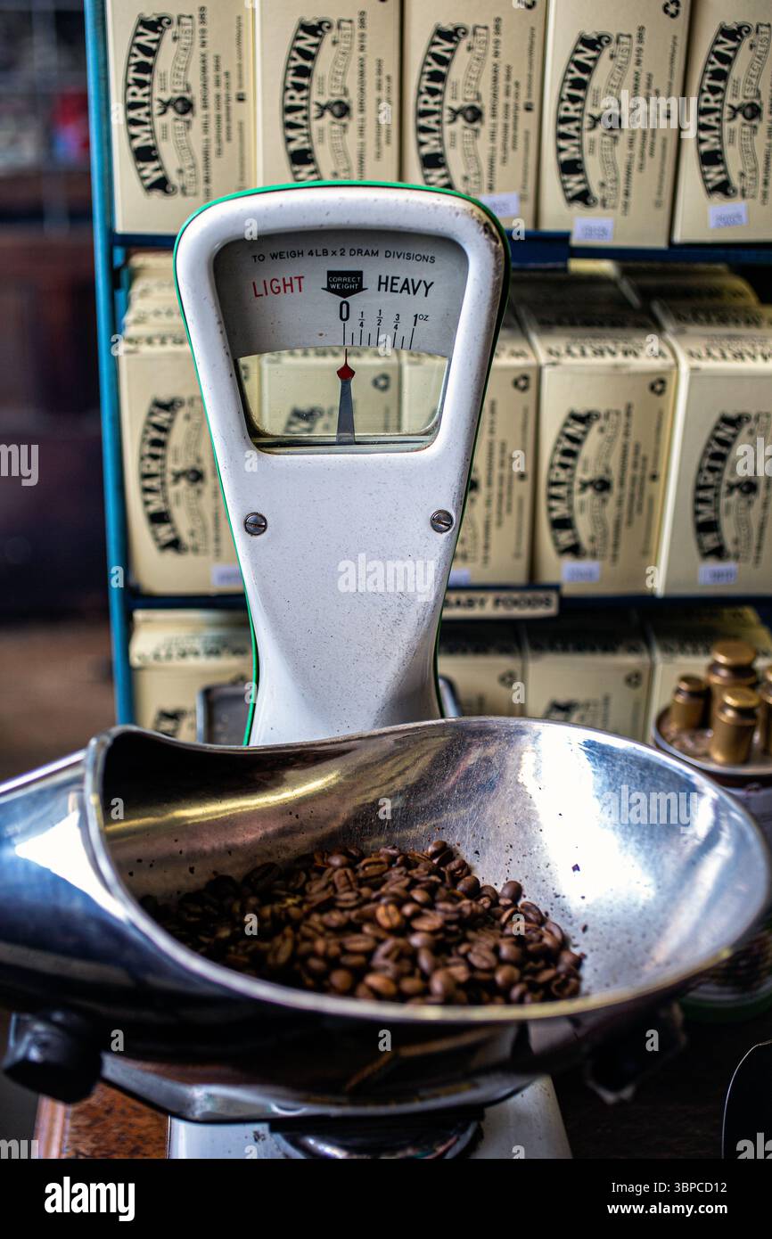 Metal scoop with fresh coffee beans and weighing scale Stock Photo - Alamy
