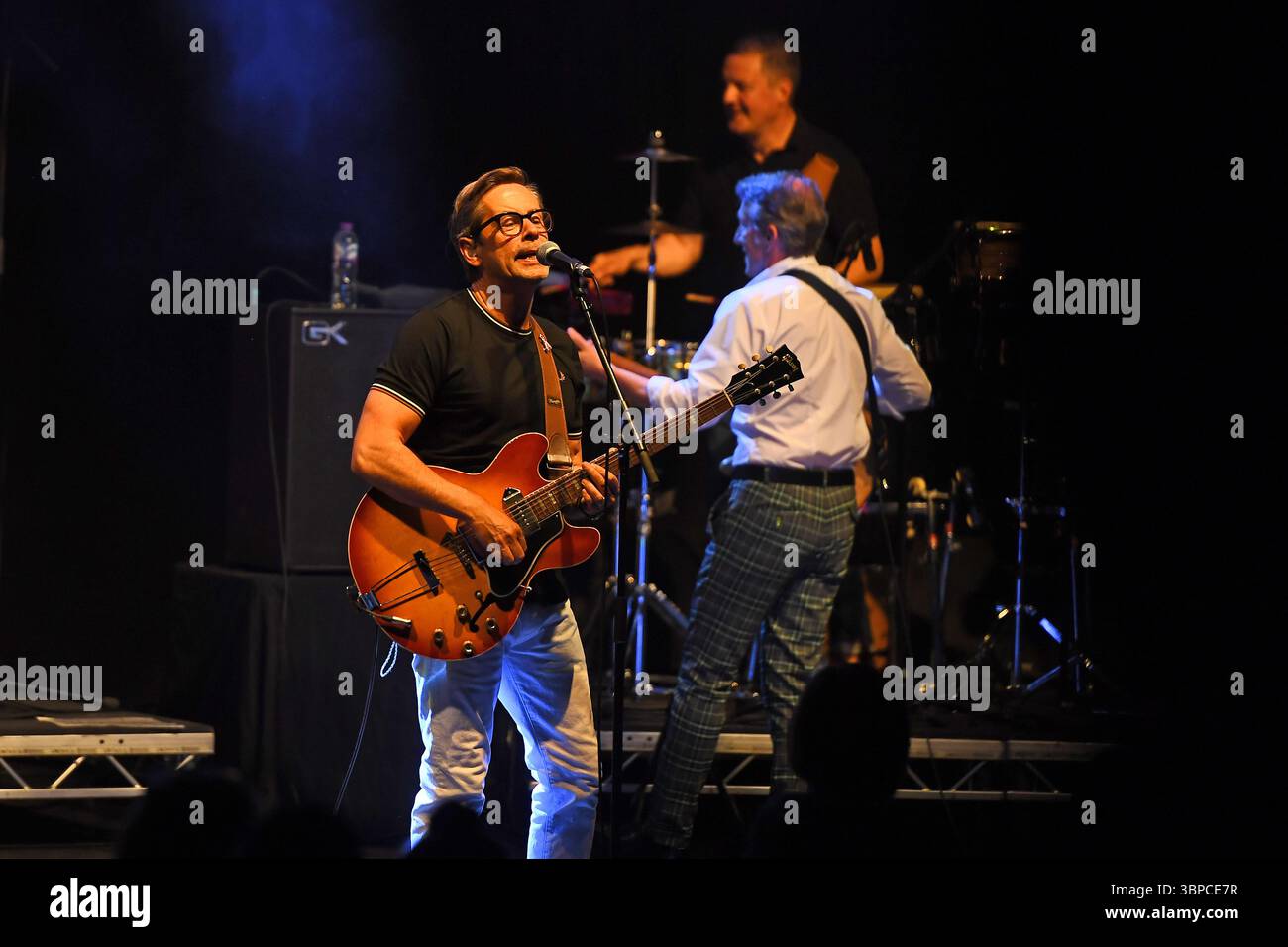 LONDON, ENGLAND - MAY 012: Nick Heyward of ‘Haircut 100’ performing at ...