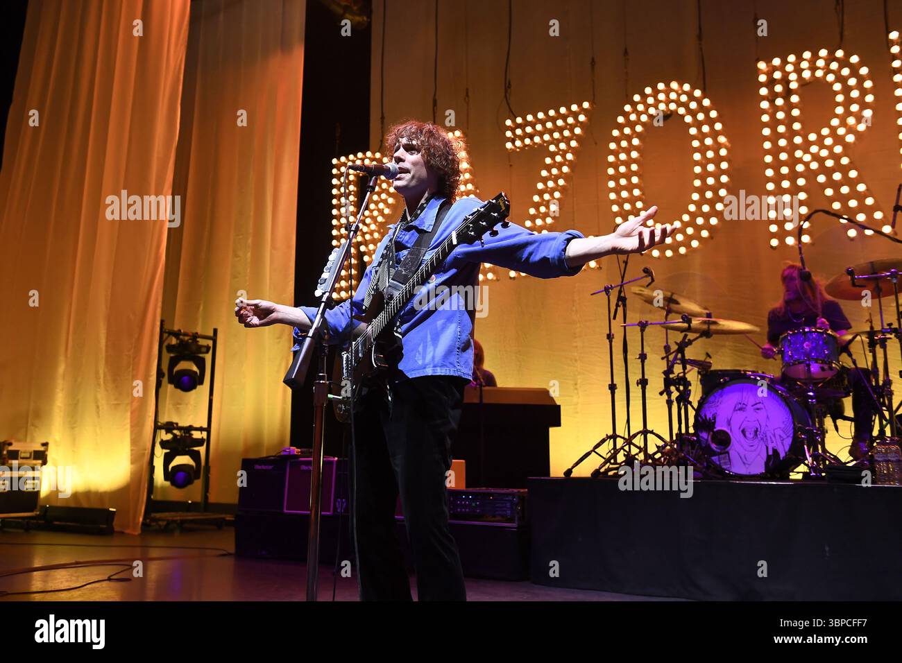 LONDON, ENGLAND - MAY 12: Johnny Borrell of ‘Razorlight’ performing at ...