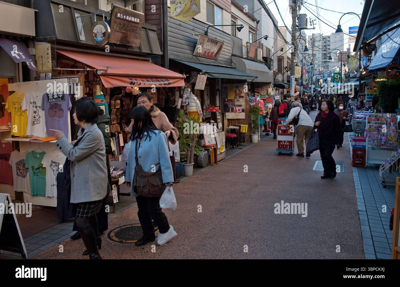 Japan street 1950s hi-res stock photography and images - Alamy