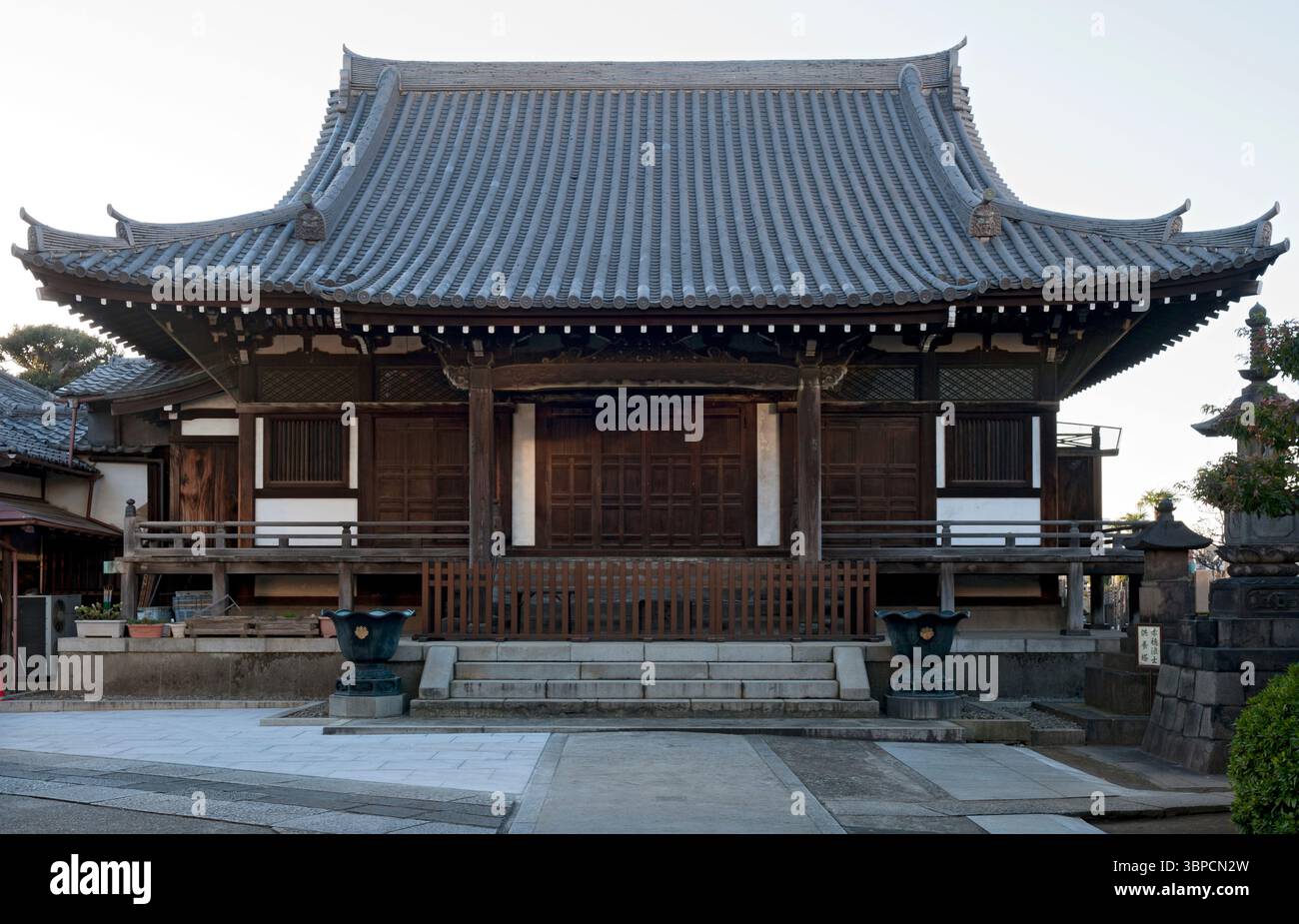 Kannonji Temple (formerly Chofukuji temple) hondo (main hall), a ...