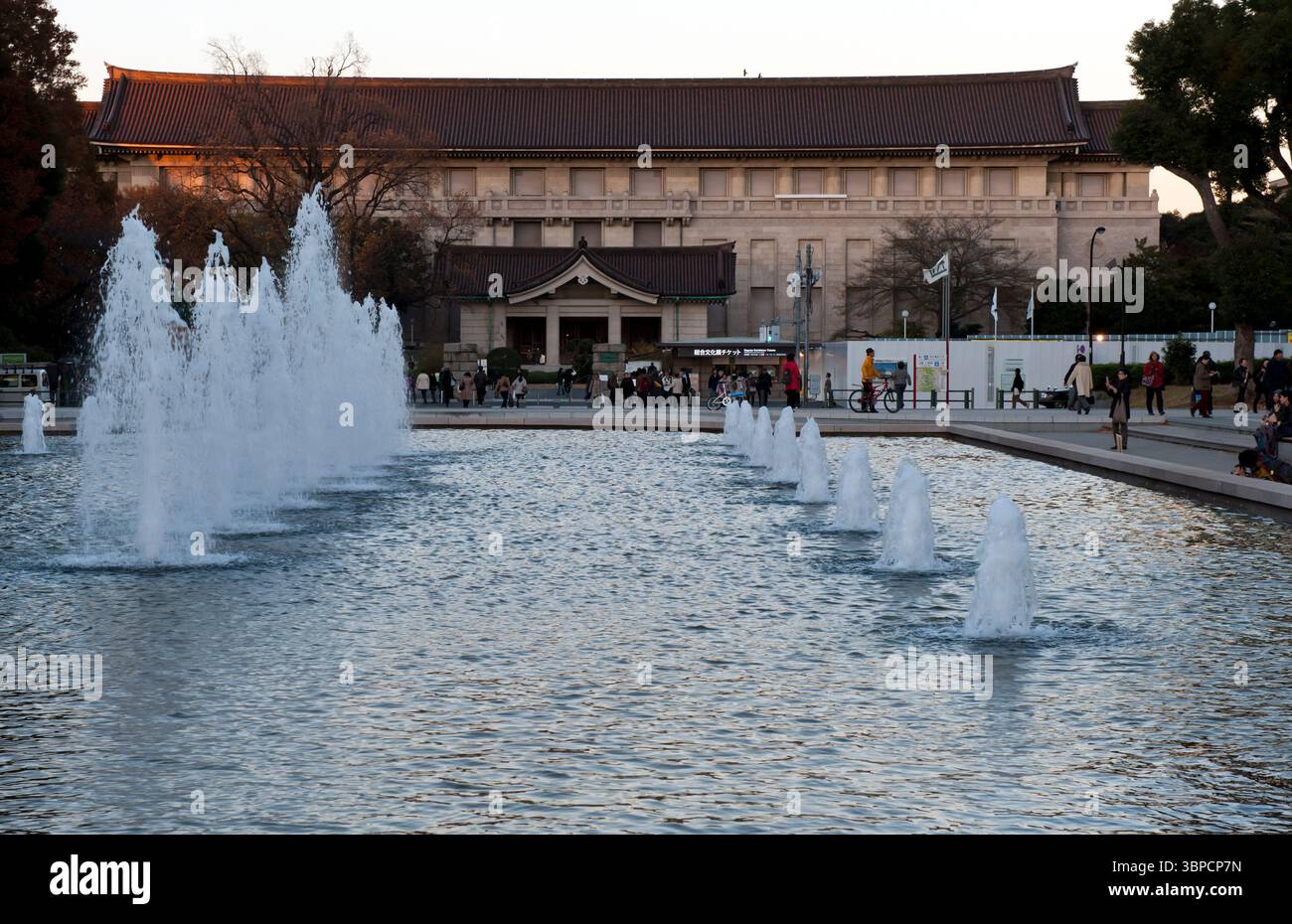 View of Gran Fuente del Parque de Ueno (Ueno Park fountain) with the ...