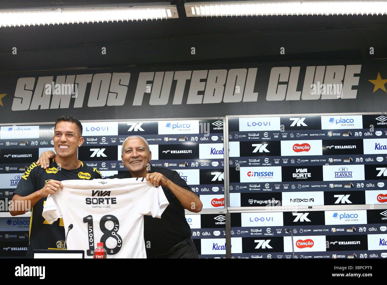 SP - SANTOS - 07/07/2025 - SANTOS, PRESENTATION OF IGOR VINICIUS - Igor Vinicius alongside ...