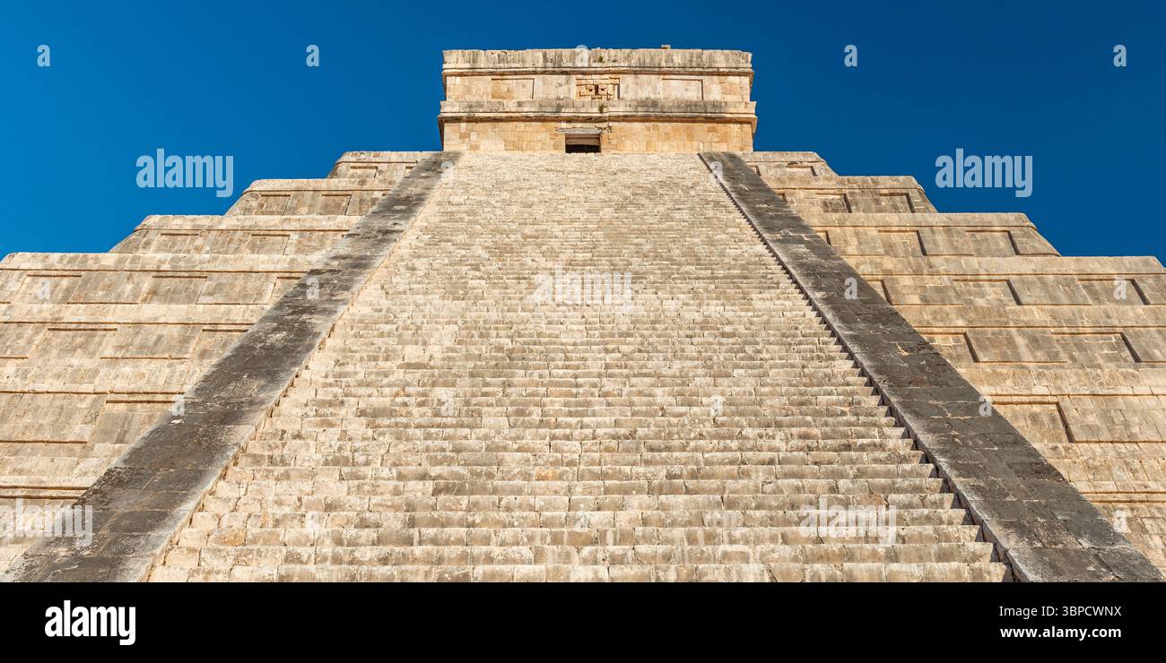 Kukulkan mayan pyramid panorama, Chicken Itza, Yucatan, Mexico Stock ...