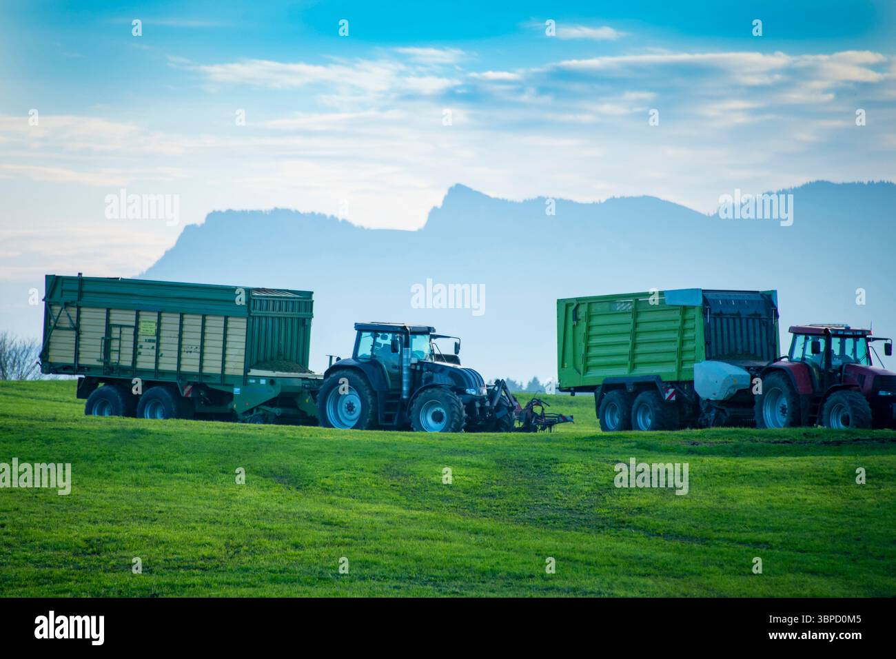Silage wagons hi-res stock photography and images - Alamy