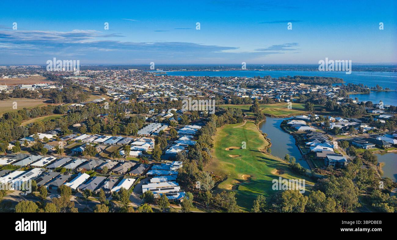 Golf estate housing hi-res stock photography and images - Alamy