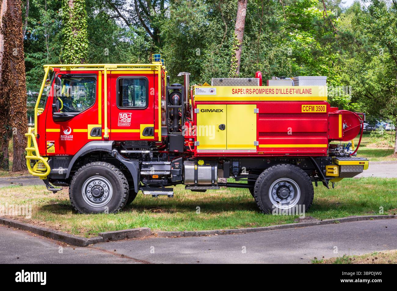 Side view of a wildland fire engine from the Ille-et-Vilaine fire ...