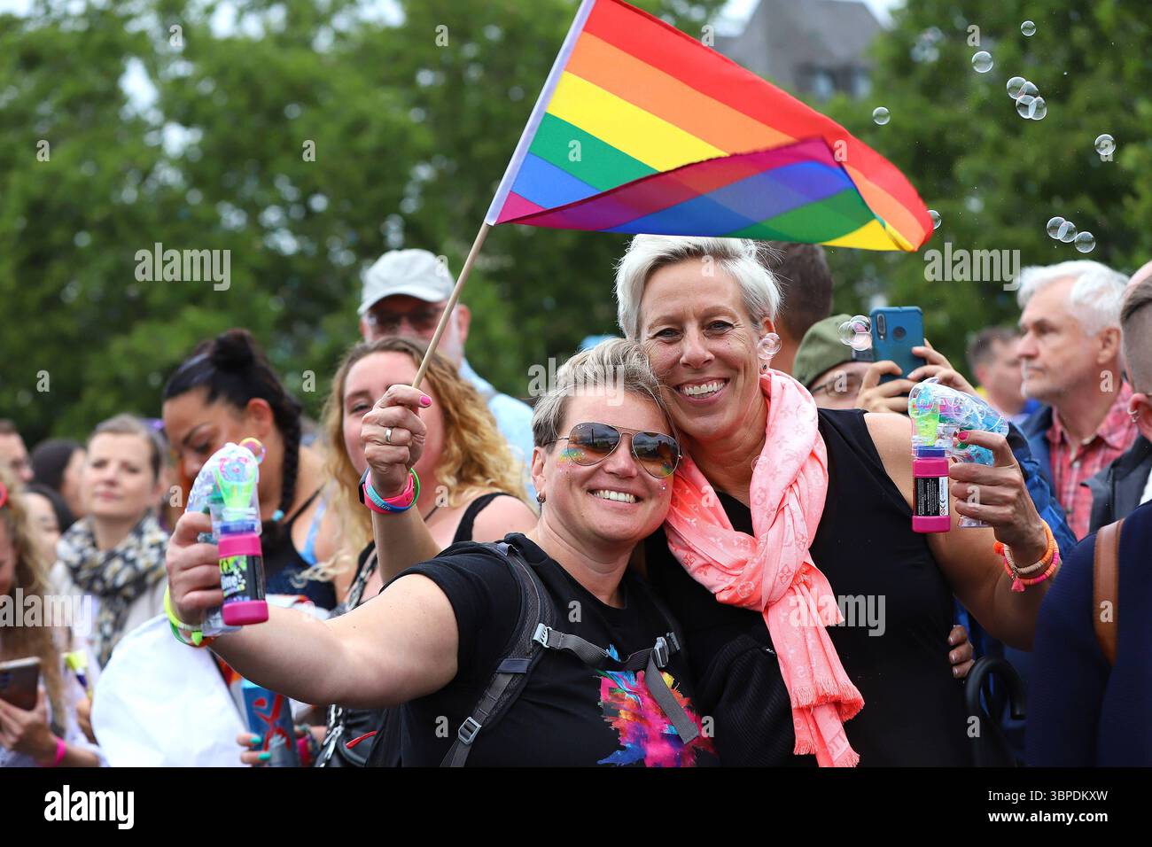 06.07.2025, xsscx, Köln, Cologne Pride: Zuschauerinnen mit ...