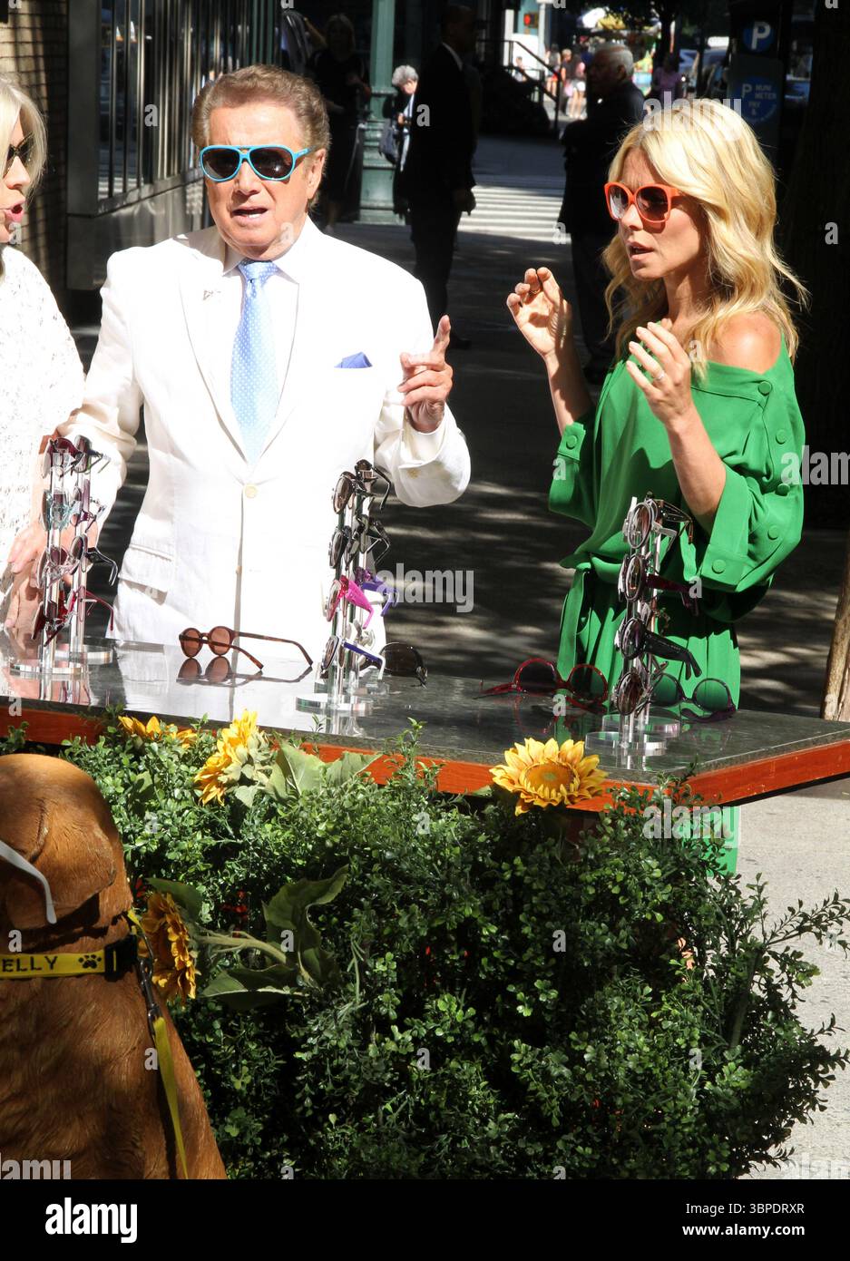Regis Philbin and Kelly Ripa on the set of 'LIVE! With Regis and Kelly ...