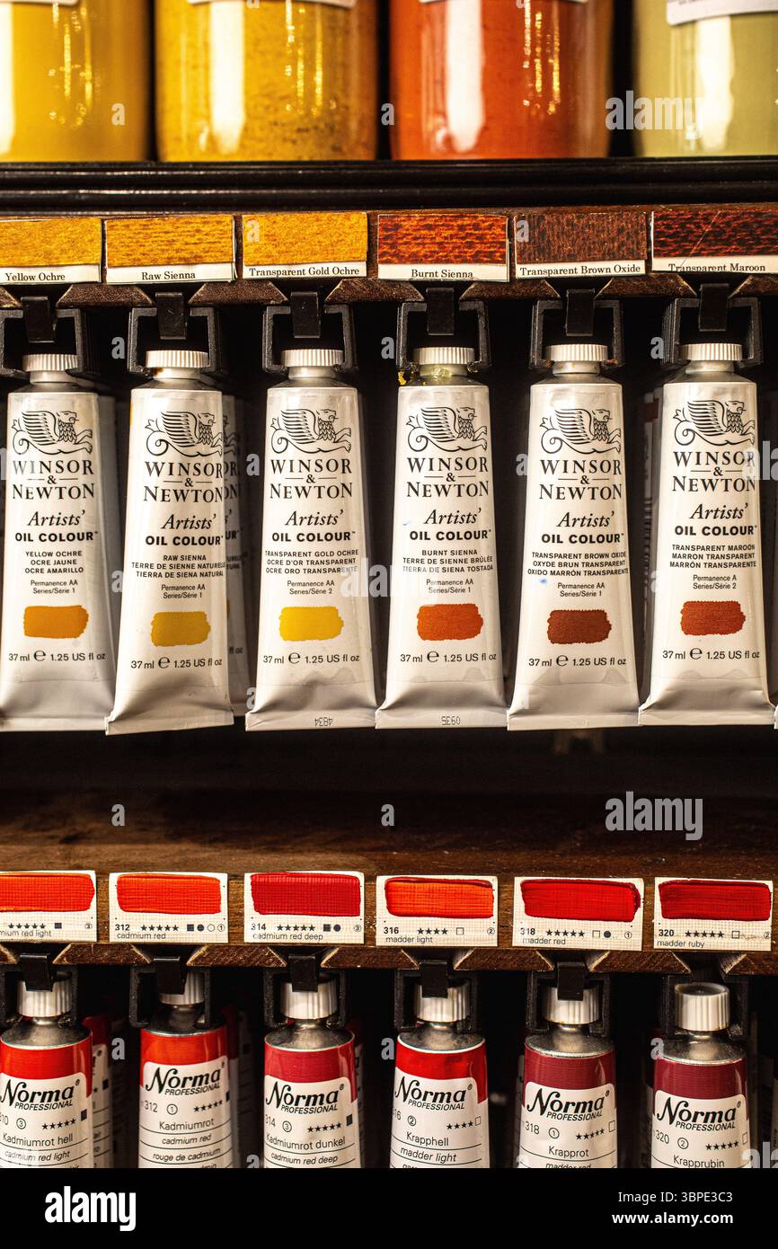 L cornelissen art store bloomsbury hi-res stock photography and images ...