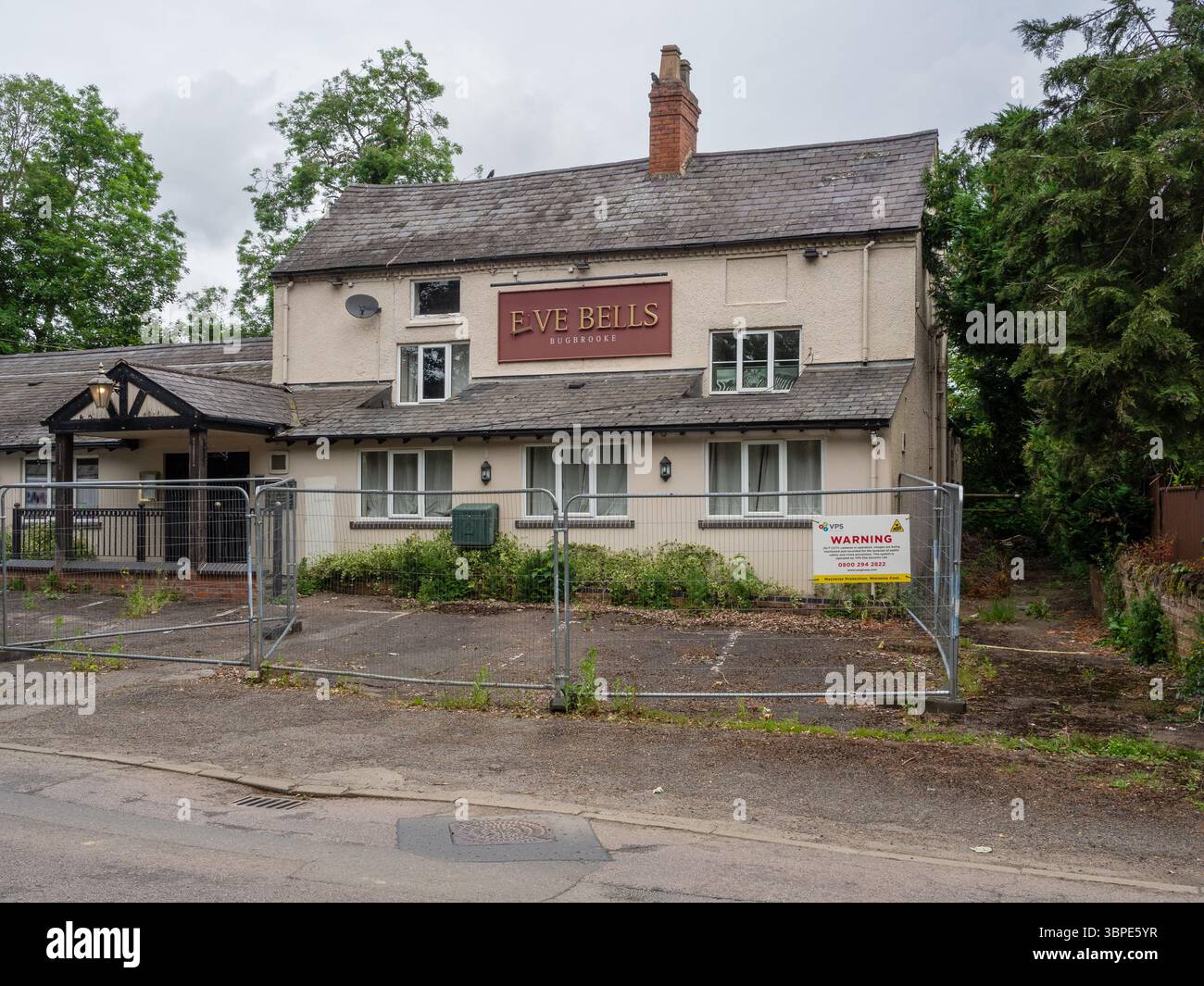 The close Five Bells pub, Bugbrooke village, Northamptonshire, UK Stock ...
