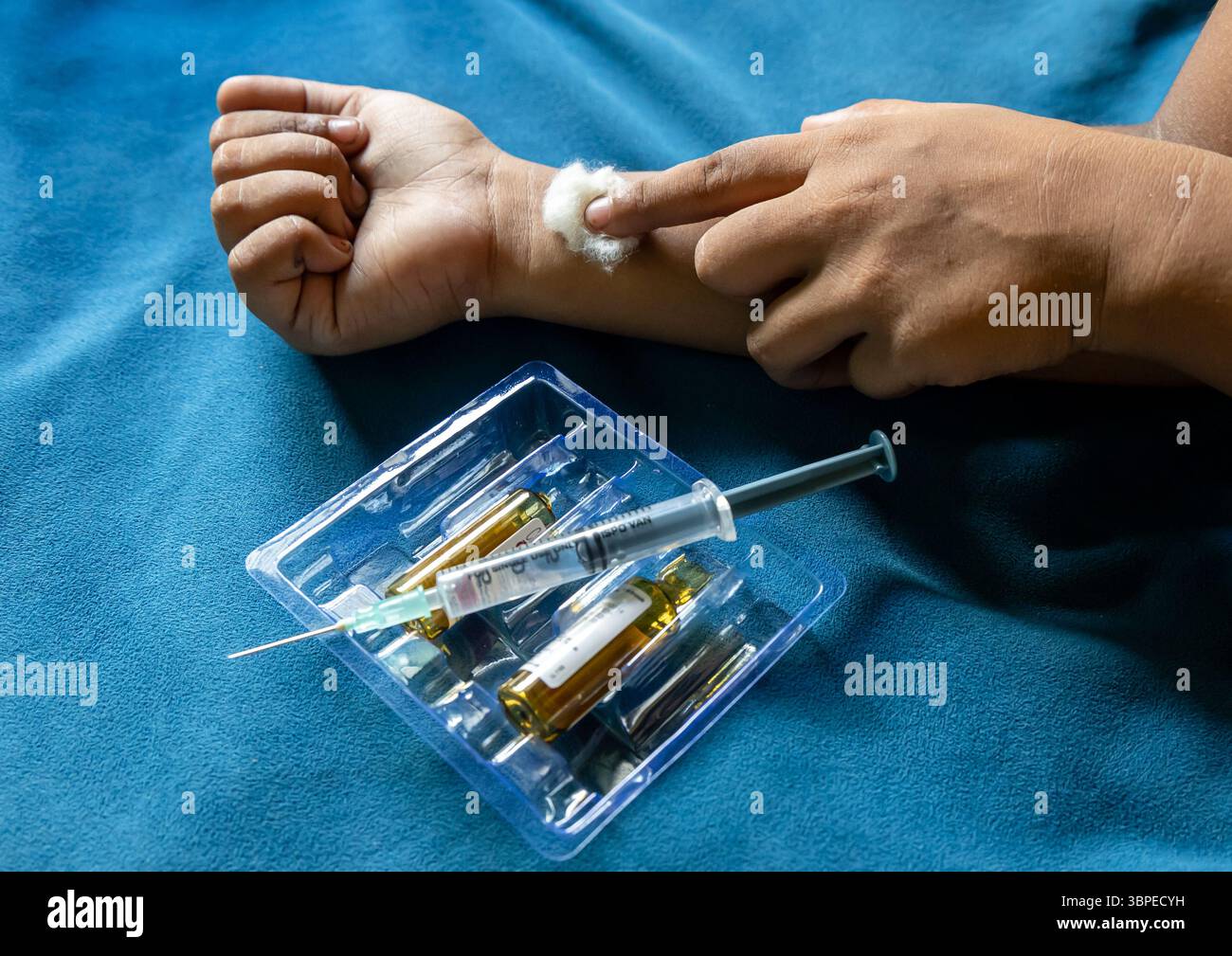 Hand receiving injection cotton support hi-res stock photography and ...