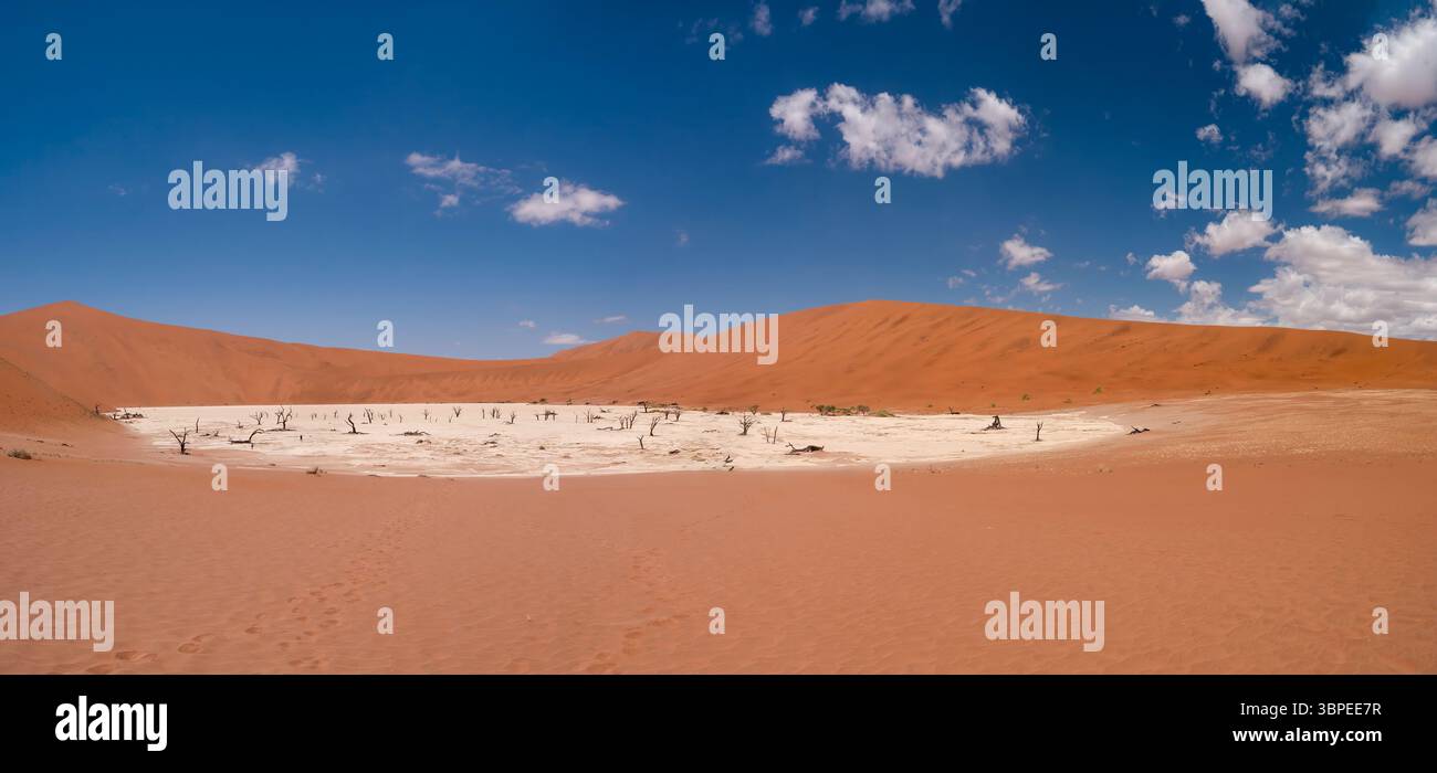 Sossusvlei panoramic landscape in the Namib-Naukluft Park in Namibia ...
