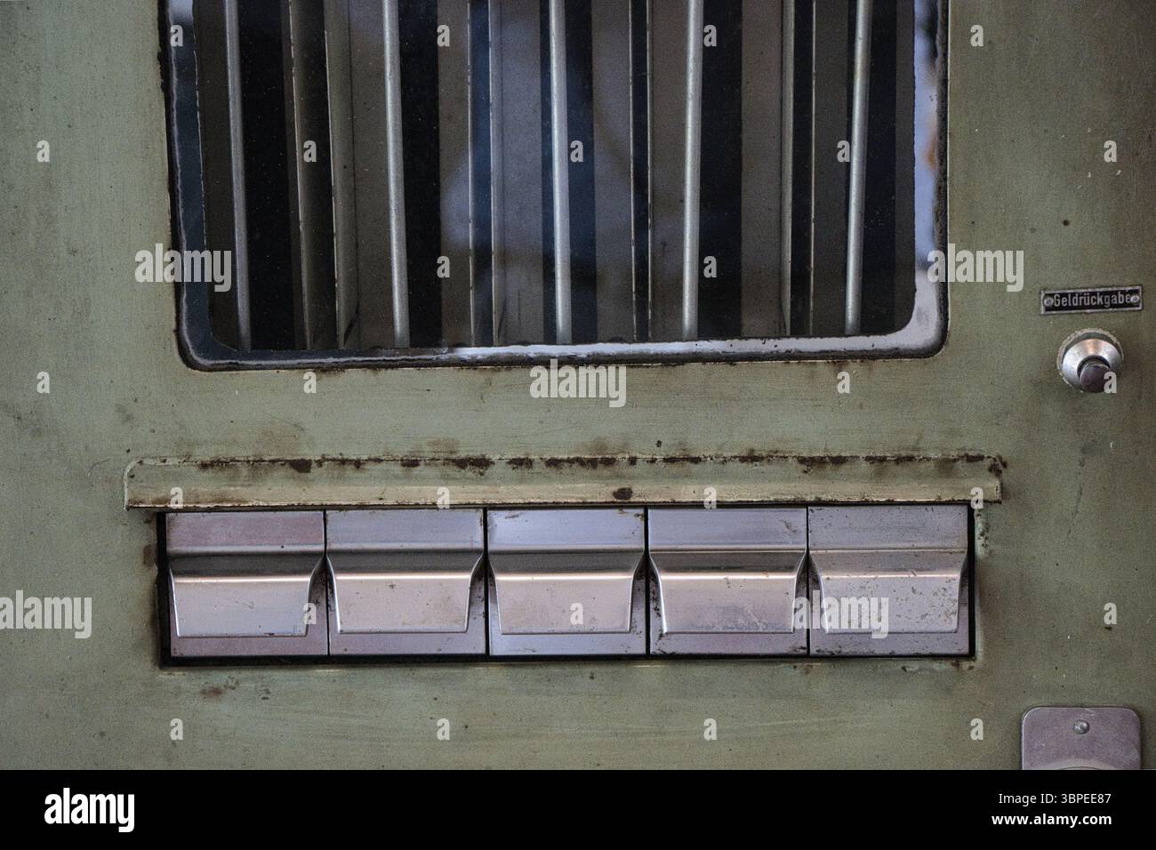 1970s vending machine hi-res stock photography and images - Alamy
