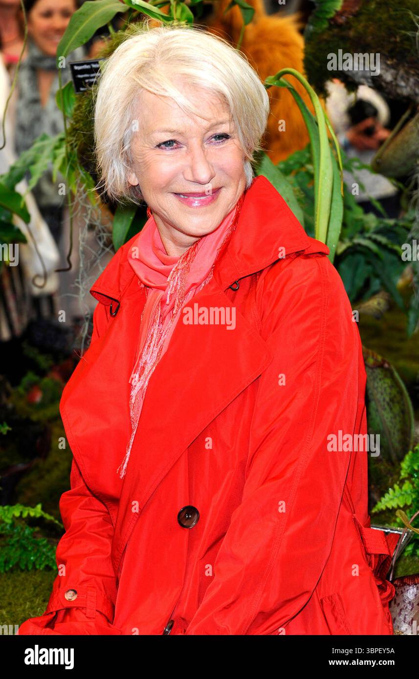 Dame Helen Mirren at the Chelsea Flower Show Press and VIP Day in ...