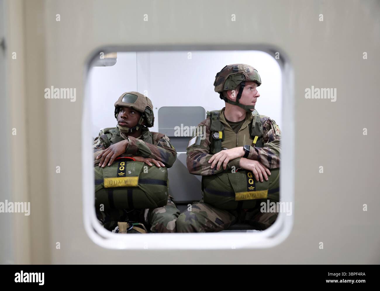 French paratroopers attend a joint UK-French paratrooper training ...
